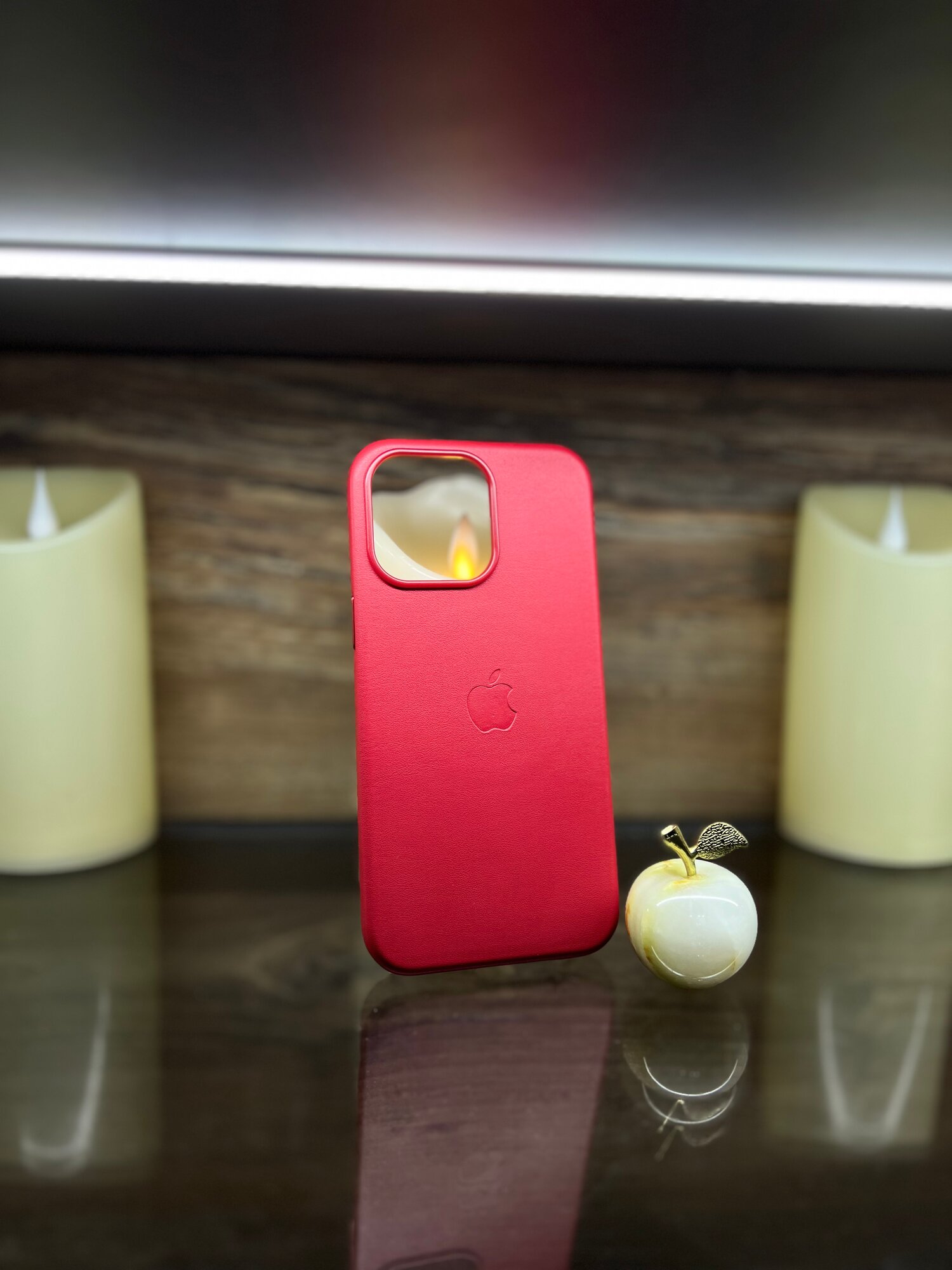 Кожаный чехол на Iphone 15 Pro Max / Айфон 15 про макс с поддержкой беспроводной зарядки Leather Case Красный