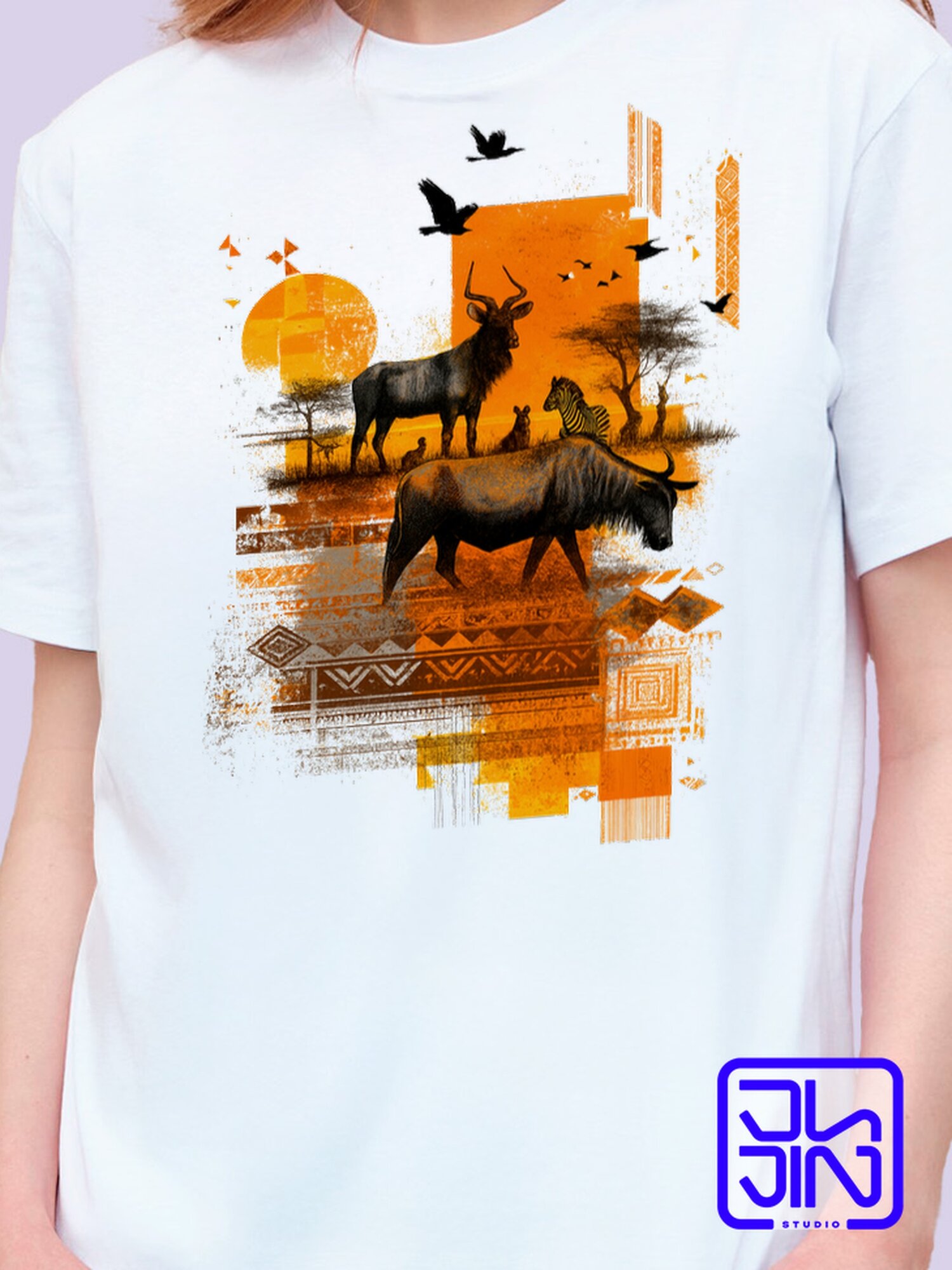 Футболка классическая женская с авторским принтом Этническая оранжевая композиция с черной антилопой гну и полосатой зеброй, белый хлопковый трикотаж с прикольным рисунком на груди