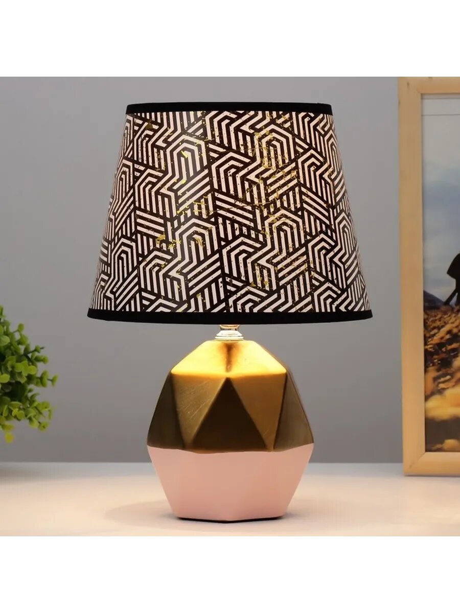 Элегантная настольная лампа в современном стиле