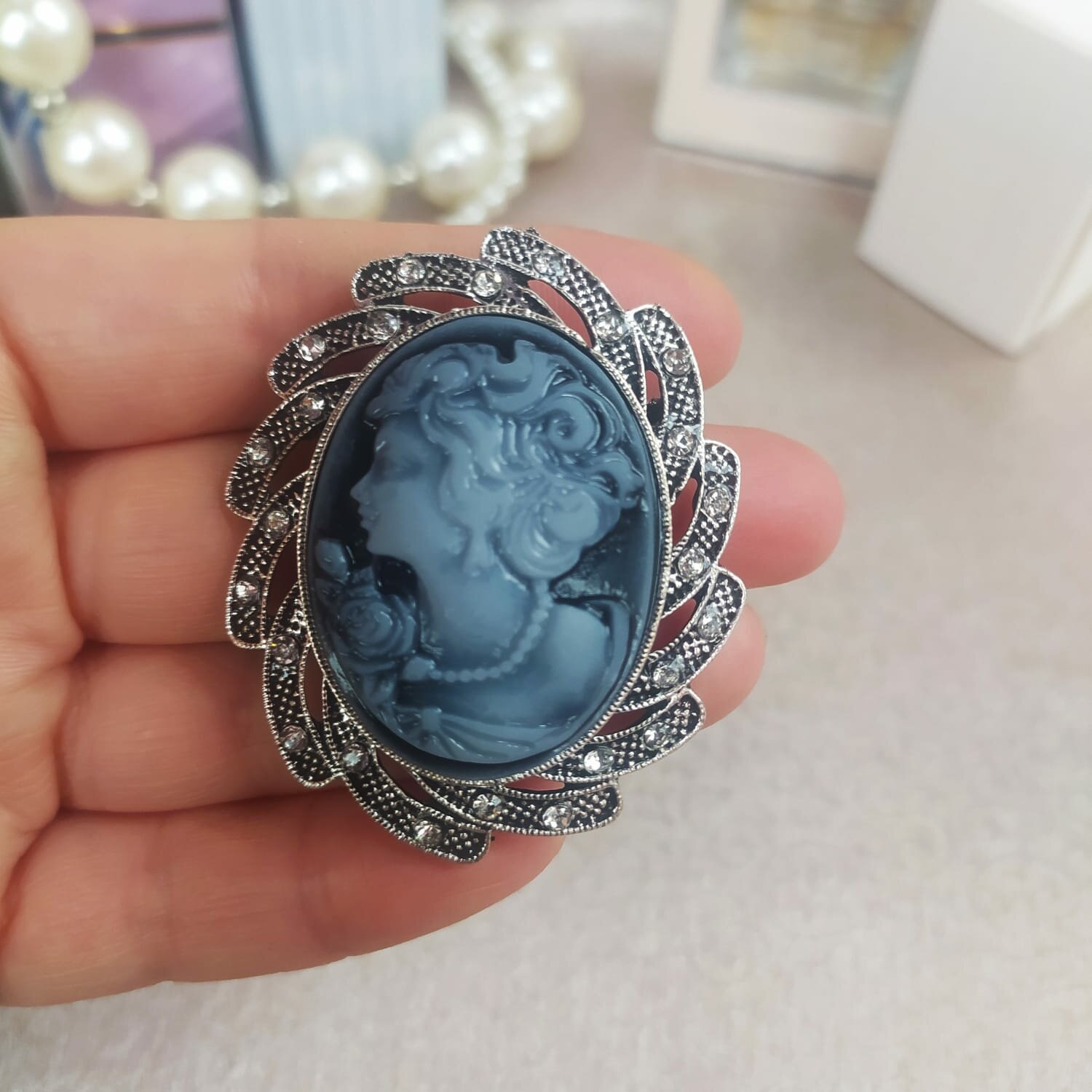 Брошь, стразы, пластик