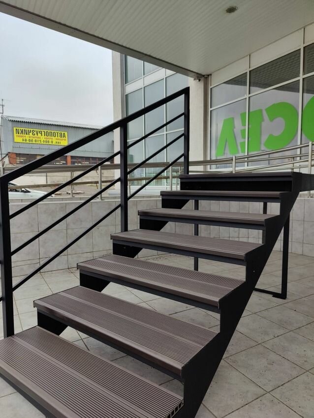 Лестница-крыльцо 9 ступеней с ступенями ДПК, ограждения слева. Ширина 1м, высота 1.35м.