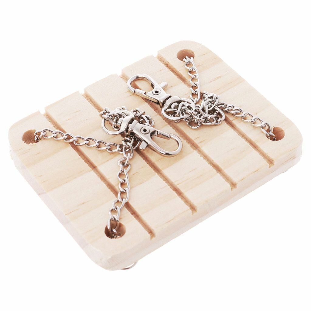 Маленькие домашние деревянные коренные зубы висят на цепочке качелей