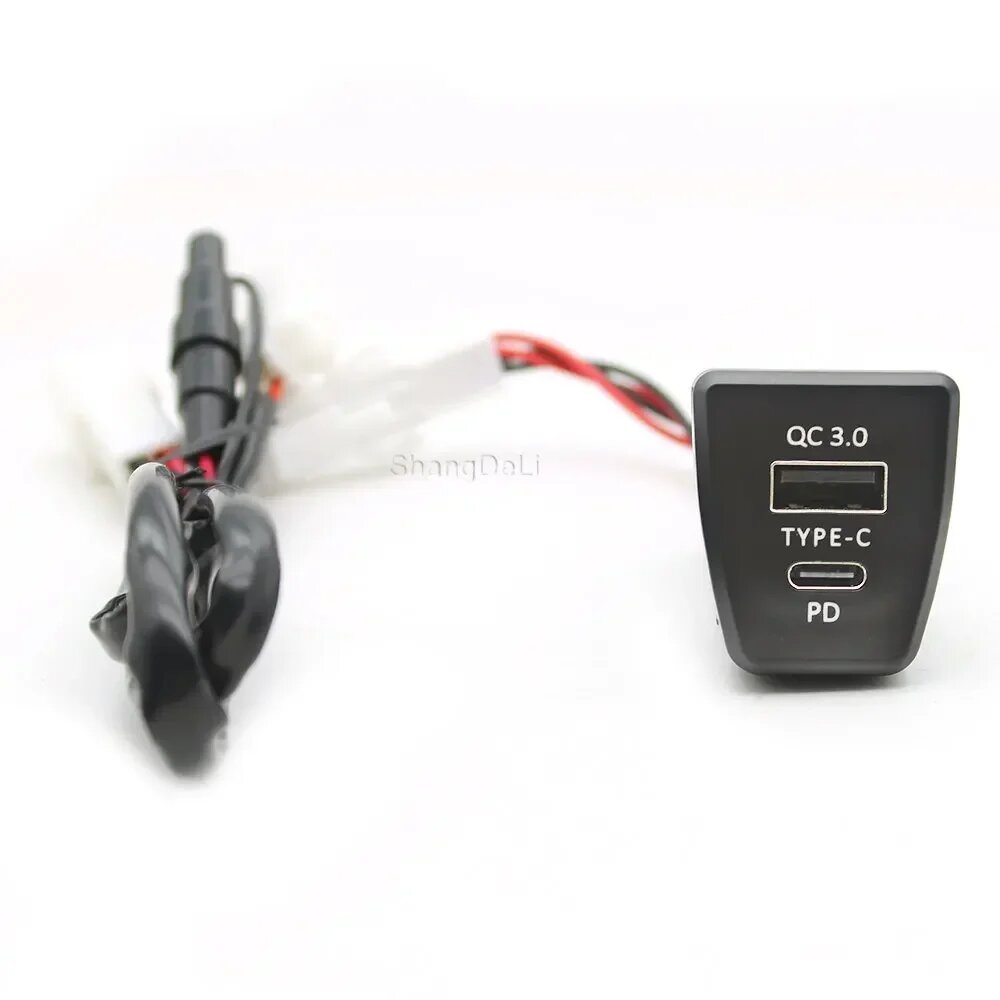 Автомобильное зарядное устройство с двумя разъемами и USB-портами