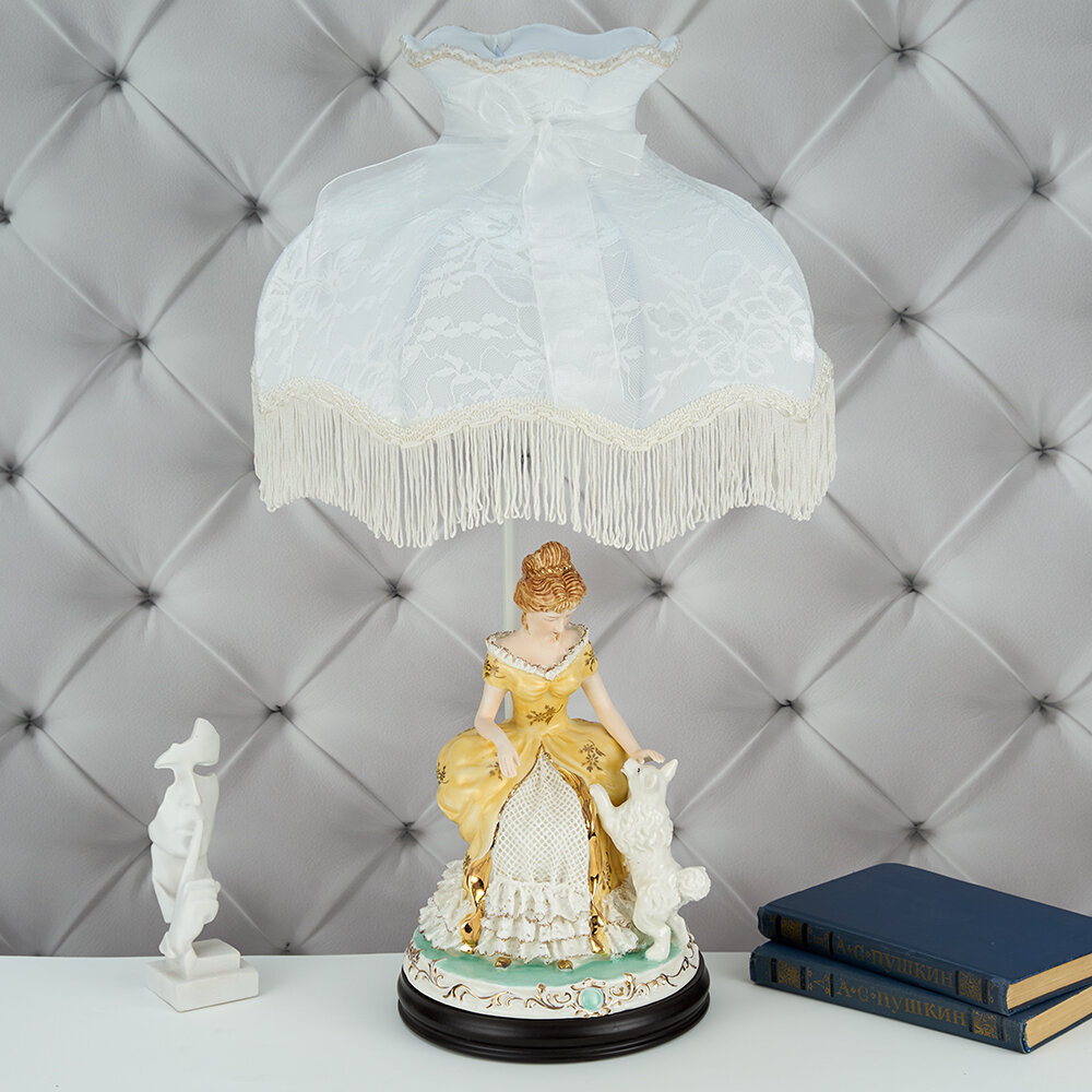 Лампа фарфоровая настольная "Девушка с собакой"