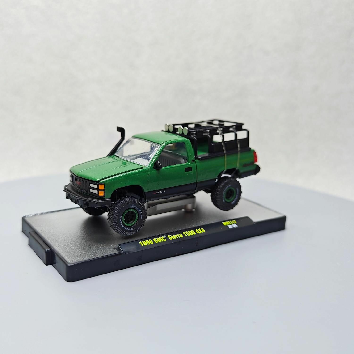 Машинка M2 Machines 1/64 1998 GMC Sierra 1500 4*4 Green Die-cast alloy car model collection display child gift