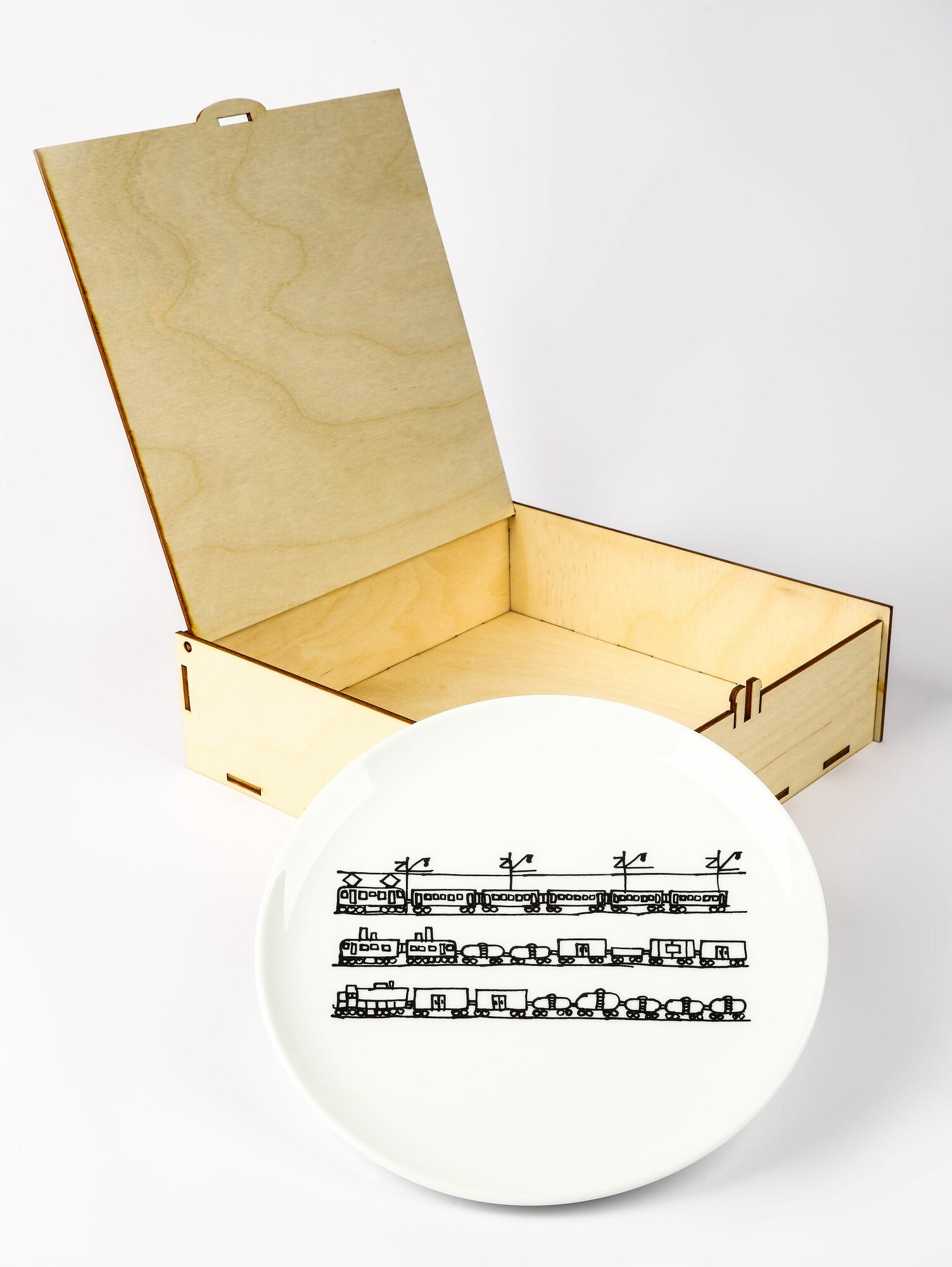 Тарелка "Поезда" 18 см. "Особая керамика"