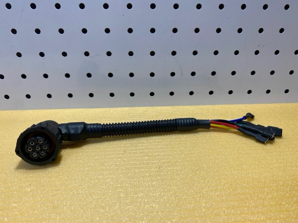 Разъем фонаря заднего байонет AMP (мама 7 контактов с проводами) L-образный MAN DAF RENAULT IVECO KAMAZ