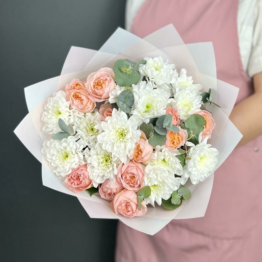 Букет живых цветов. Кустовые розы Джульетта и белая Хризантема