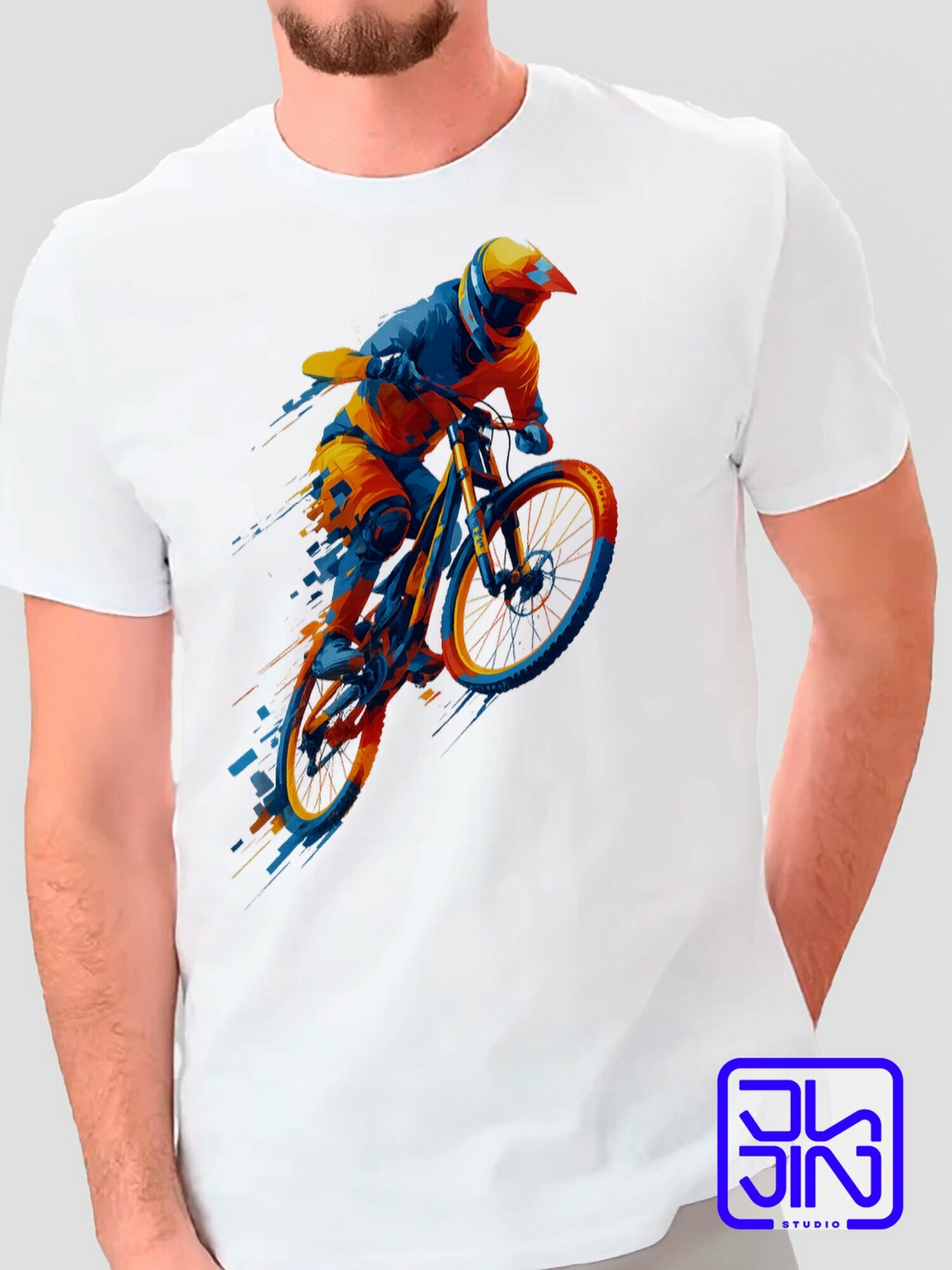 Футболка классическая мужская с авторским принтом Крутой оранжевый, синий велосипедист в уличном экстриме на горном велосипеде, белый хлопковый трикотаж с прикольным рисунком на груди
