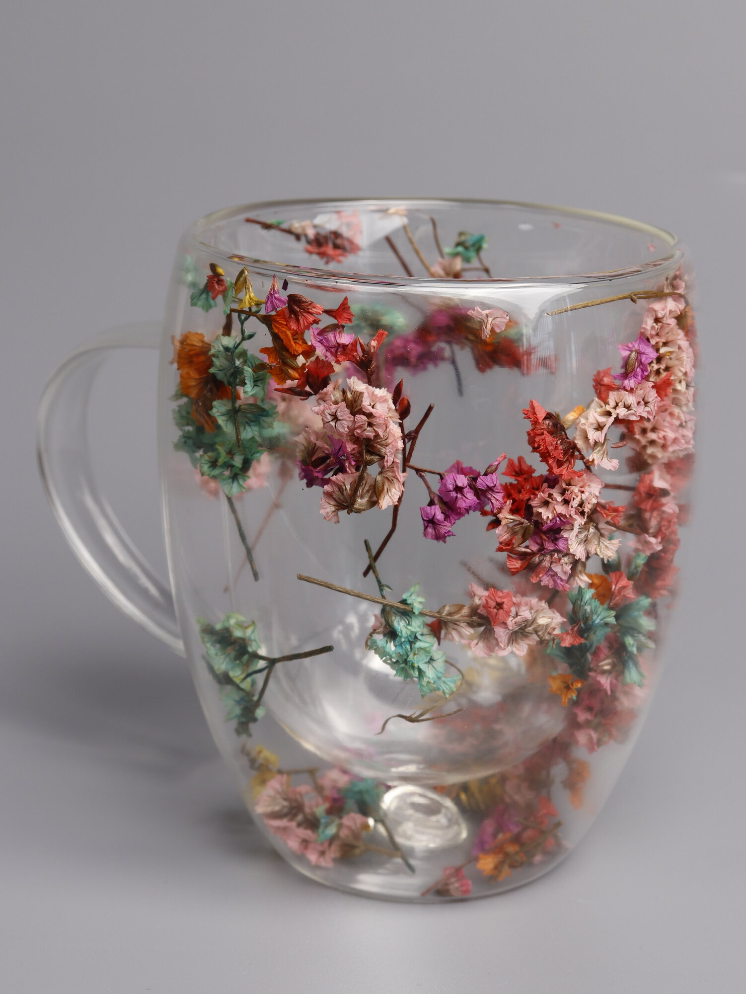 Прозрачная кружка с двойными стенками, с разноцветными ветками гипсофил 350мл