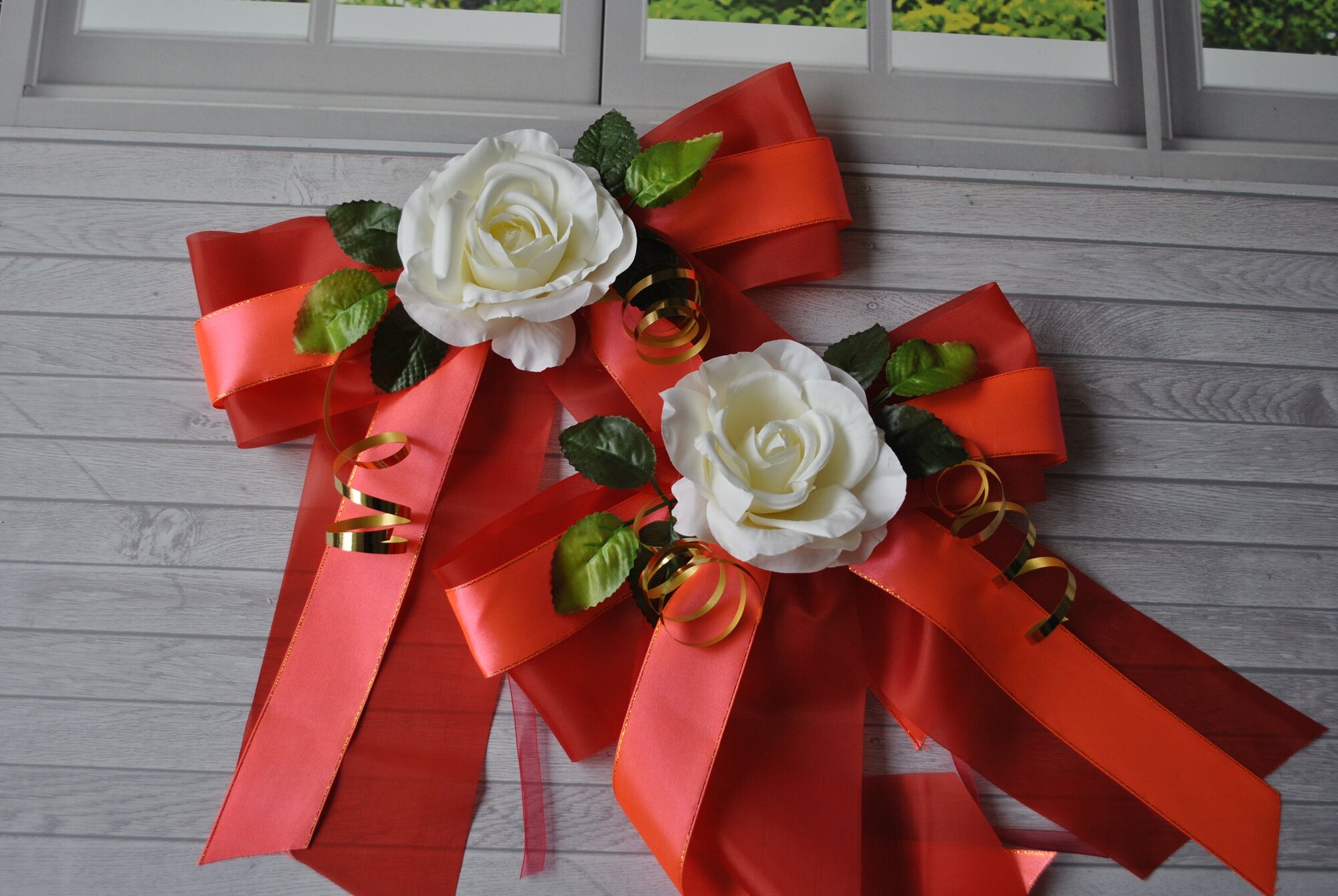 Рукоделочка Рукоделочка Украшение на ручки или зеркала свадебного автомобиля- Банты ярко-красного цвета с шикарными белыми розами 2 шт.