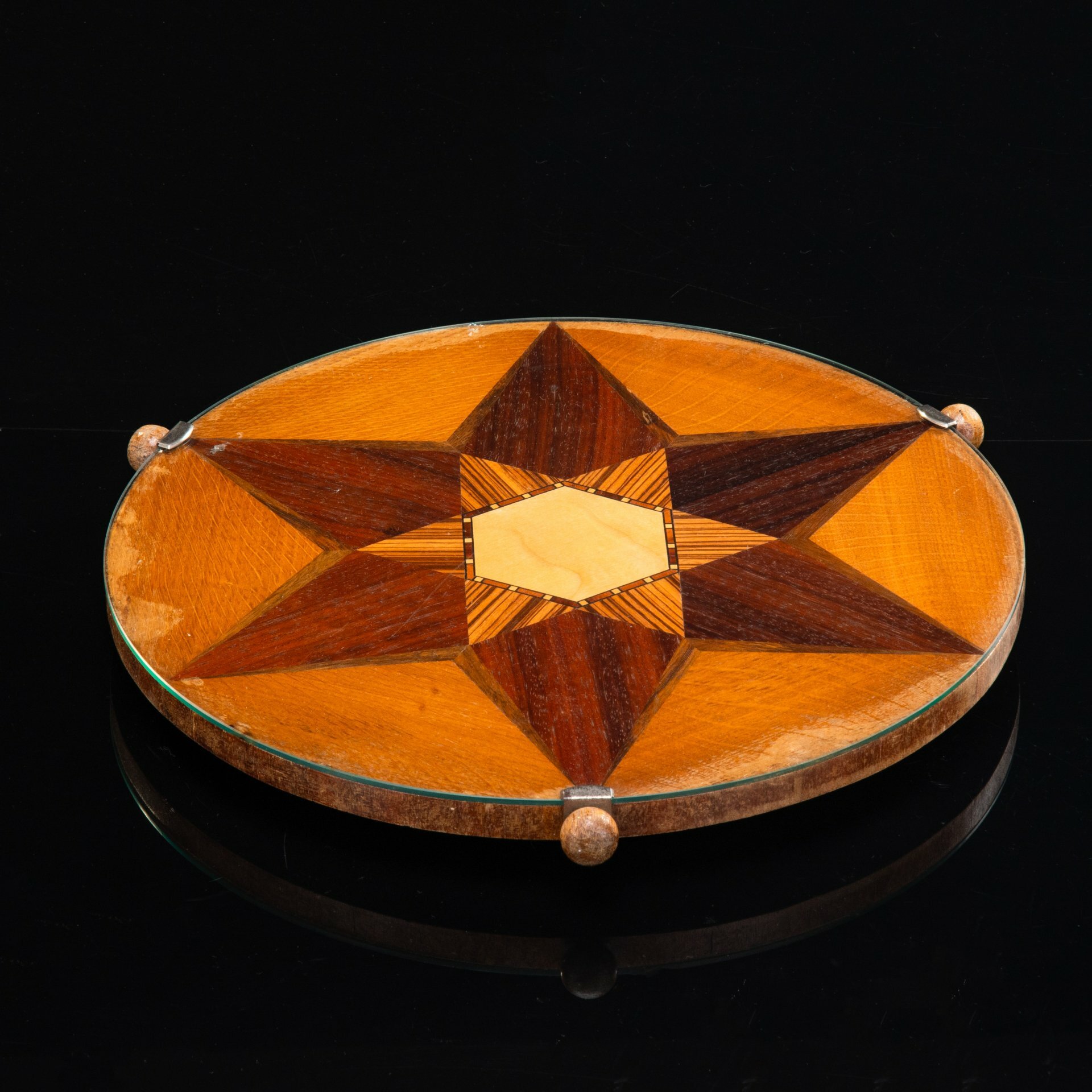 Поднос круглой формы с вращающимся механизмом, украшенный изображением звезды