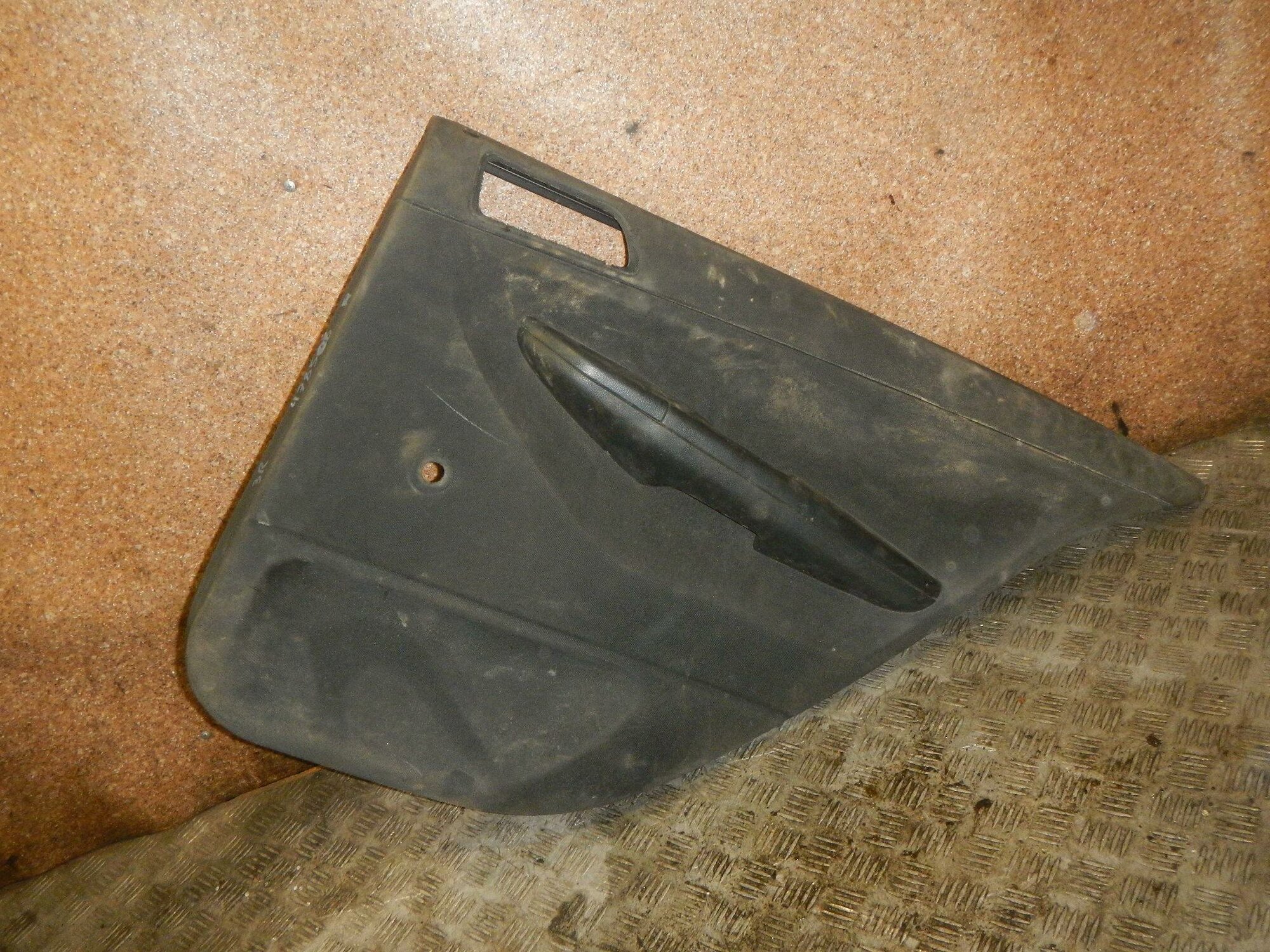 Б/У Обшивка двери задней правой, Skoda (Шкода)-FABIA (99-06) SKODA FABIA (99-06) грязный 478508 VAG арт. 6Y9867212AGSTN