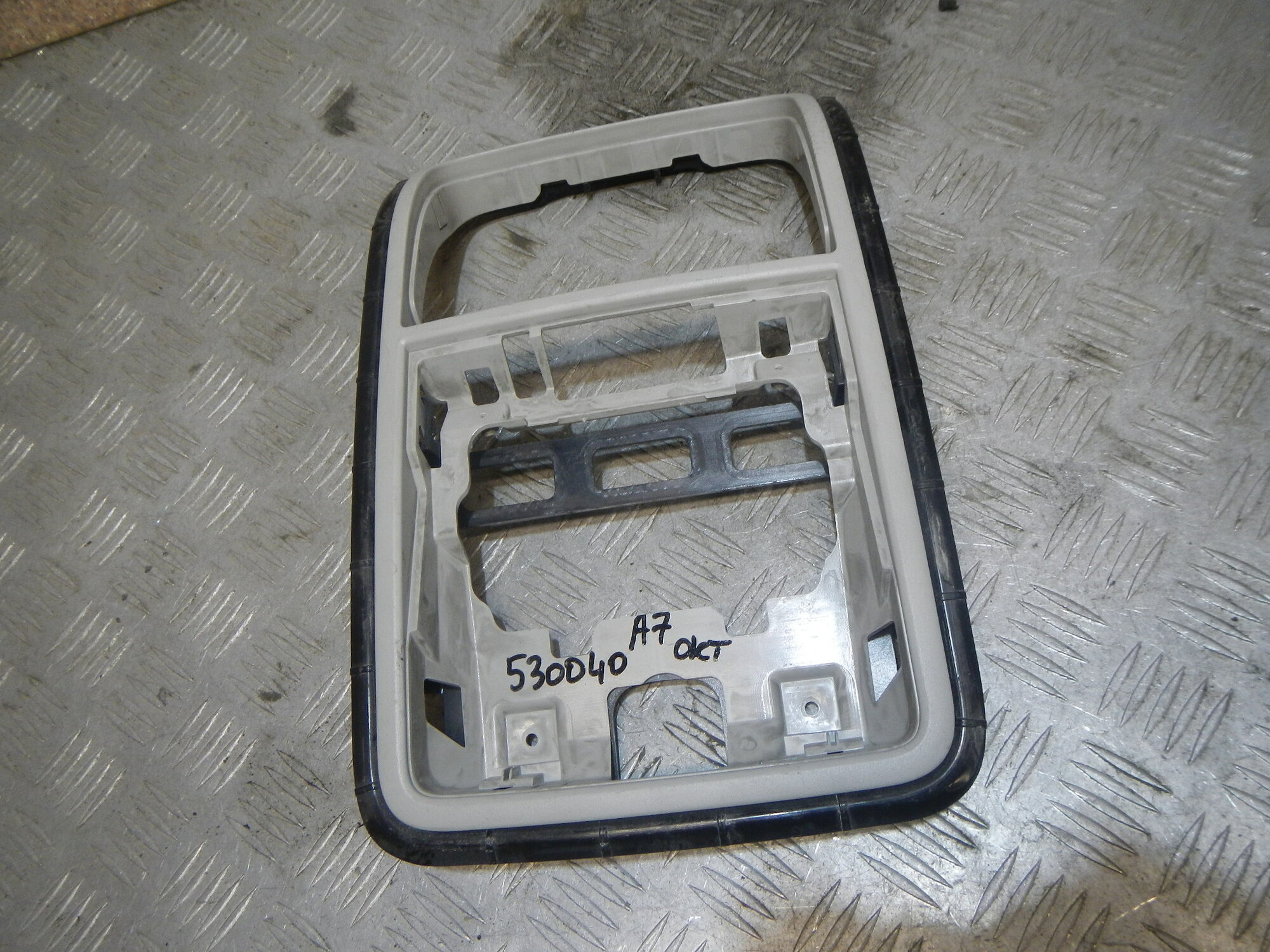 Б/У Накладка (кузов внутри), Skoda (Шкода)-OCTAVIA A7 (13-) SKODA OCTAVIA A7 (13-) рамка плафон с кронштейном Потертости....