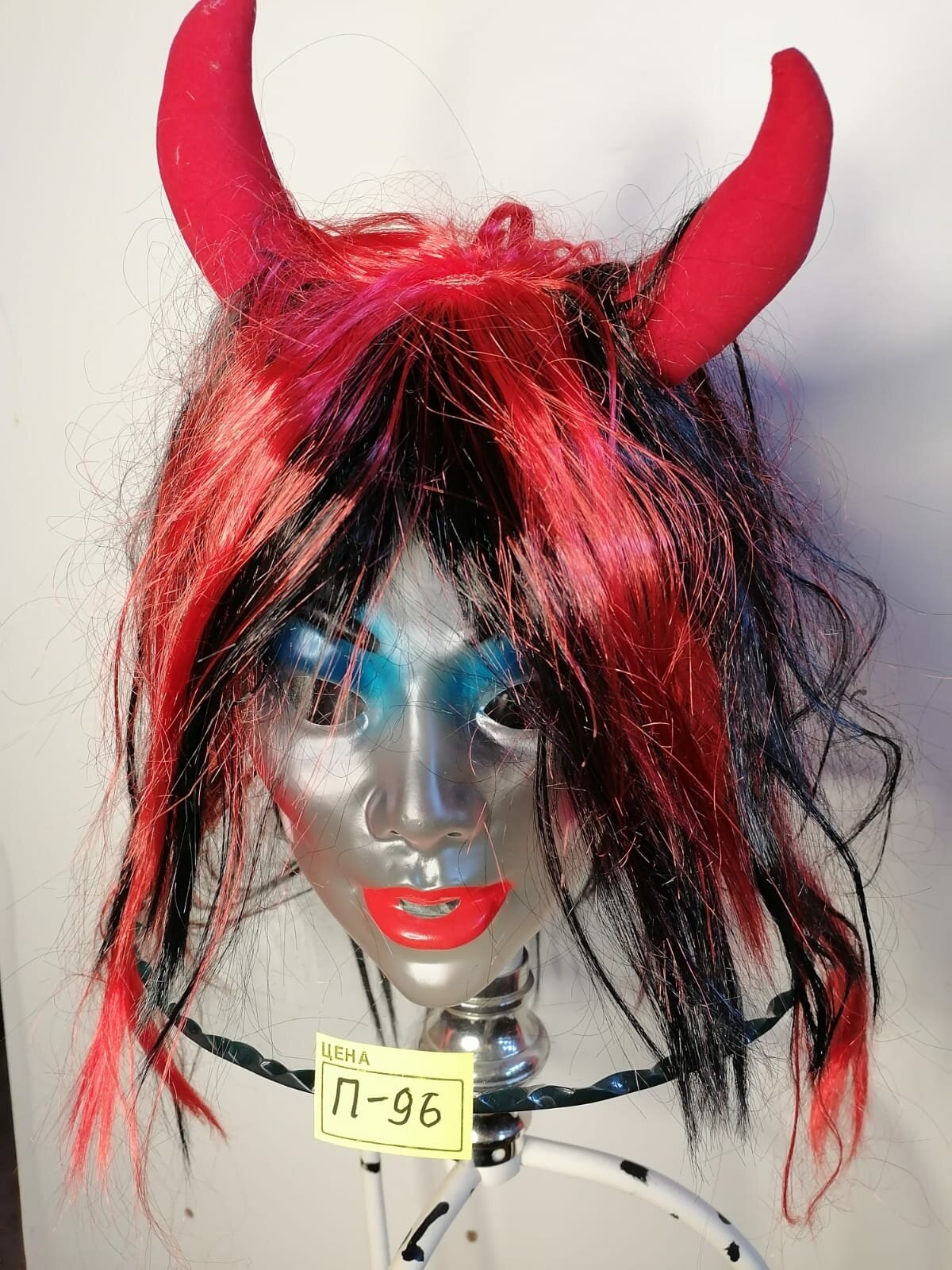 П96 парик карнавальный с рожками прямой красно-черный