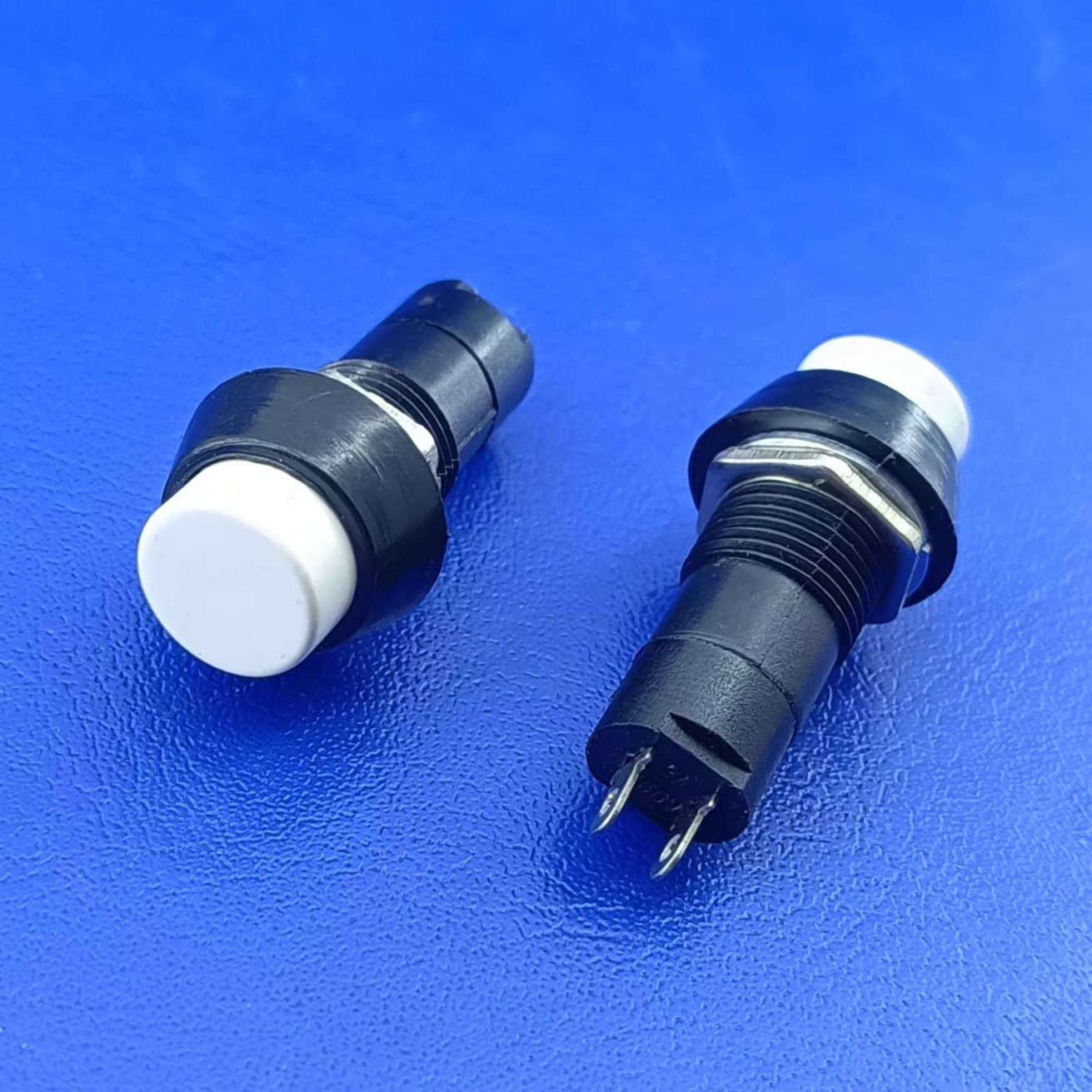 10 штук Кнопка PB-305A 3А 220V с фиксацией белая ON-OFF (арт.79008)