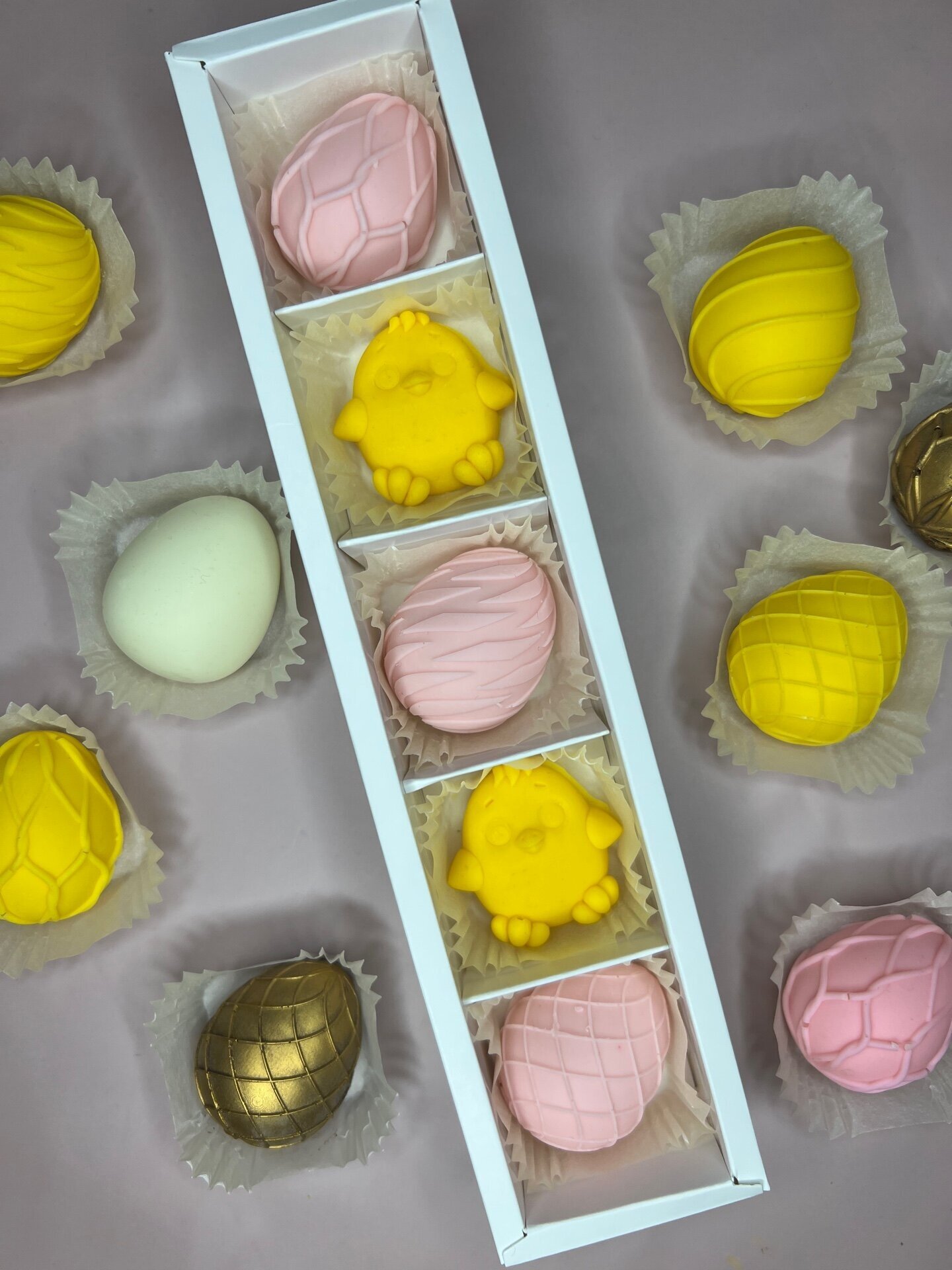 Шоколадные яйца "Набор №40 - 3 яйца и 2 цыпы в белом шоколаде"