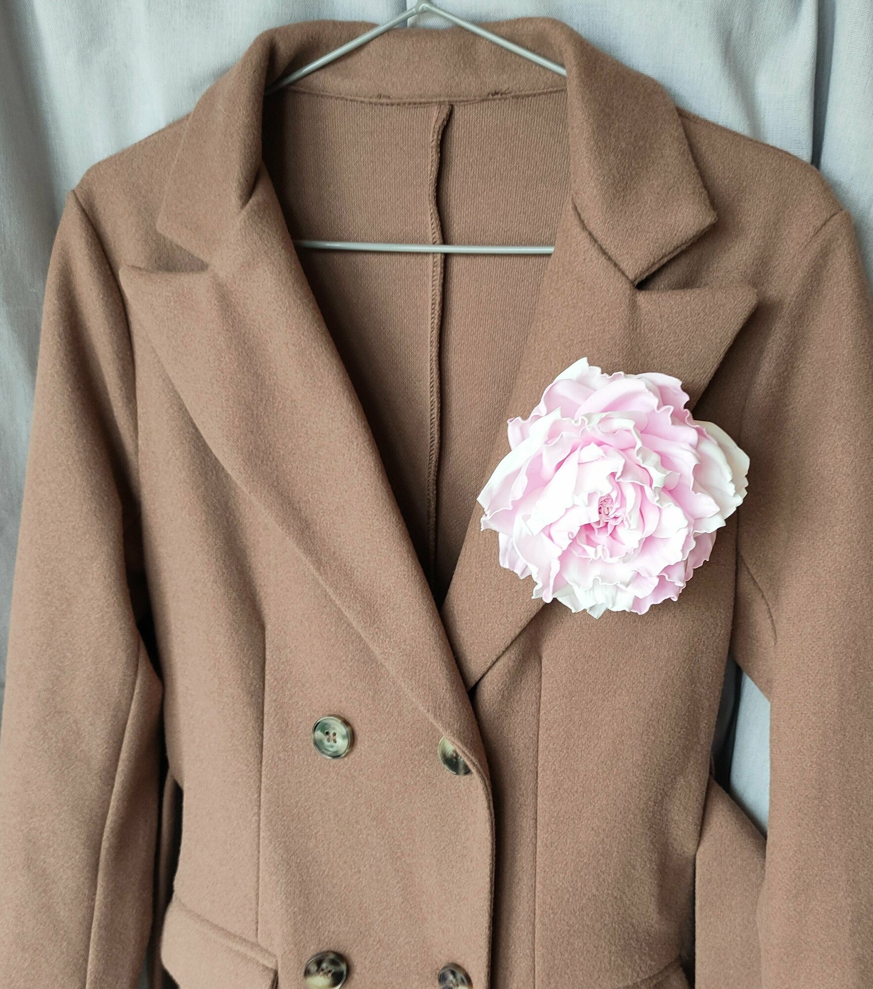 Заколка-брошь для волос/одежды/сумки большой цветок роза бело-розовая 0108м