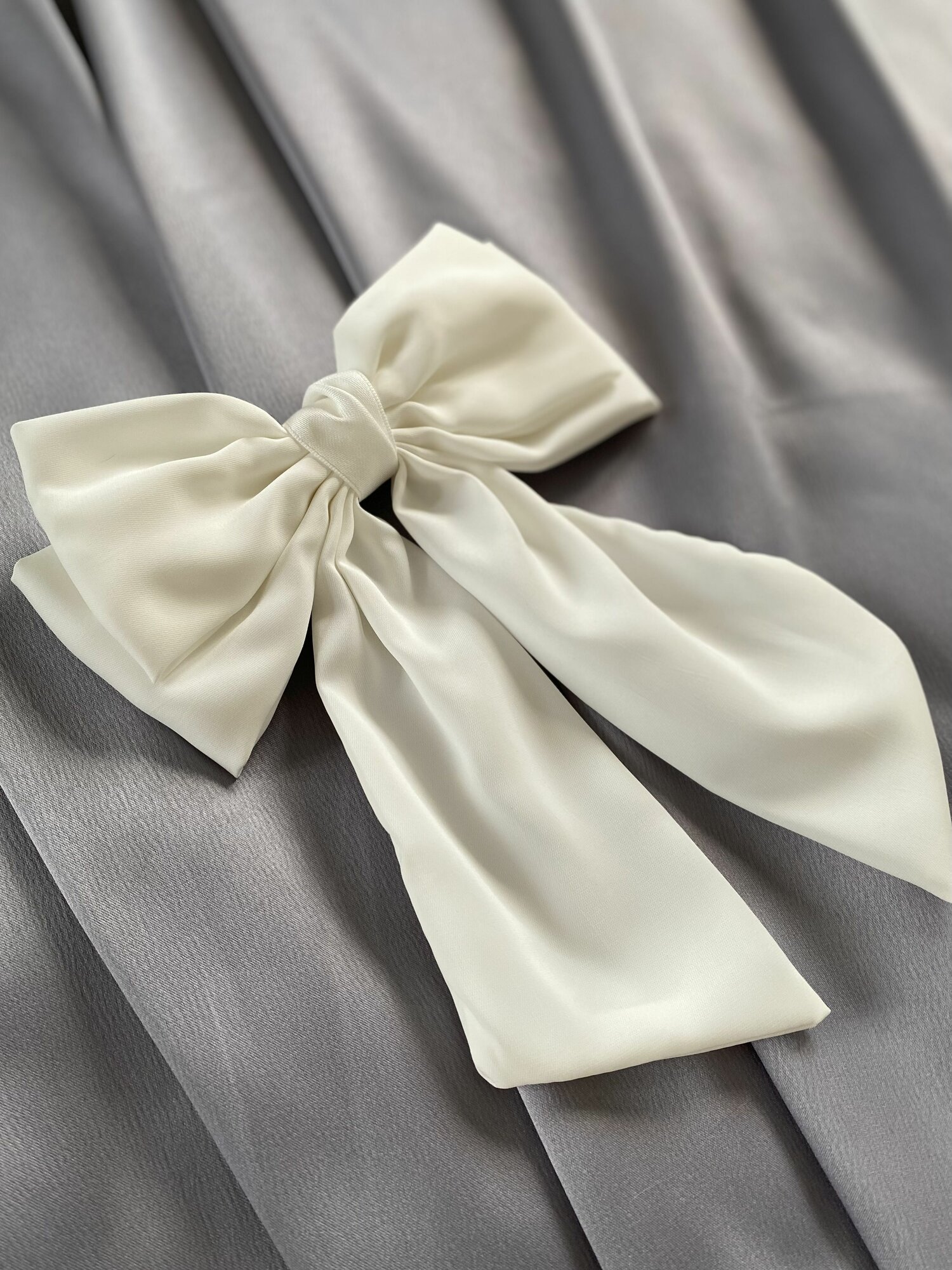 Бант для волос Теплый Белый на заколке