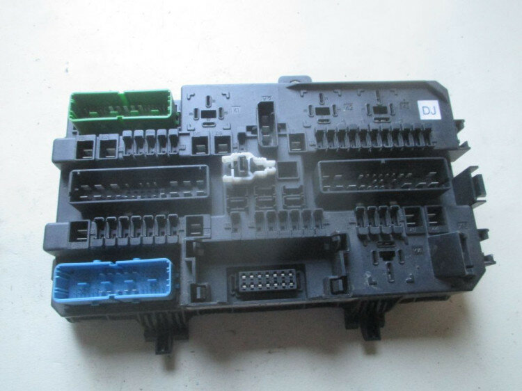 Блок предохранителей 13180773 DJ 5DK008669-41 салонный Опель Астра H - K-5