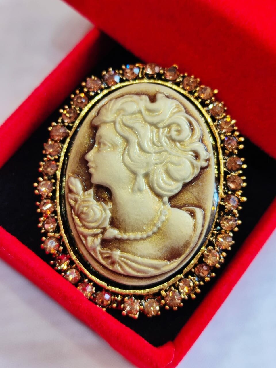 Брошь, стразы