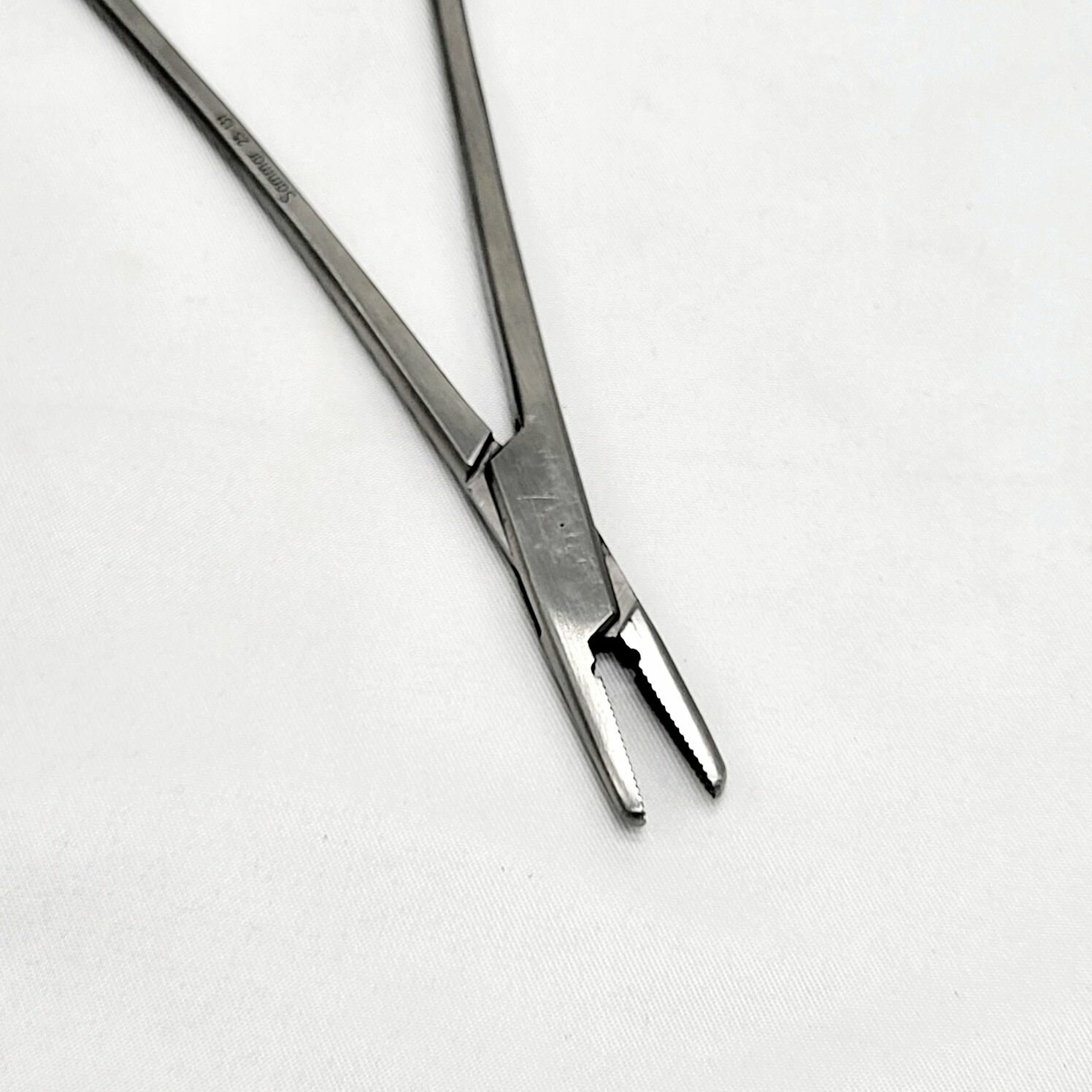 Иглодержатель общехирургический 200 мм