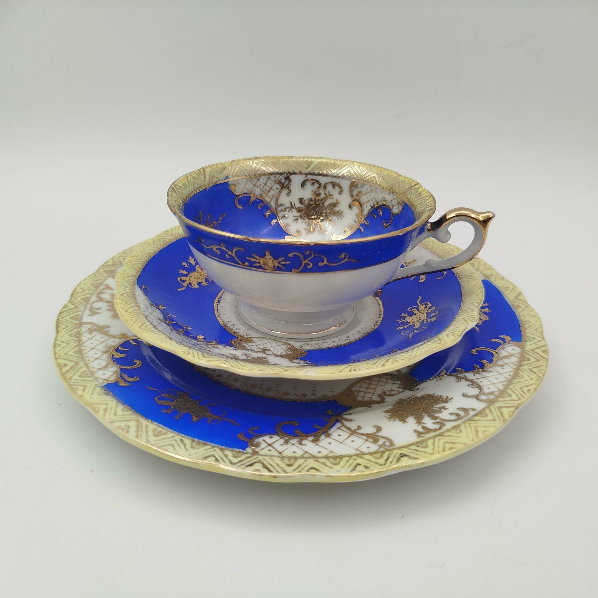 Трио чайное кобальтового цвета с золотистым рисунком и зеленым кантом, фарфор