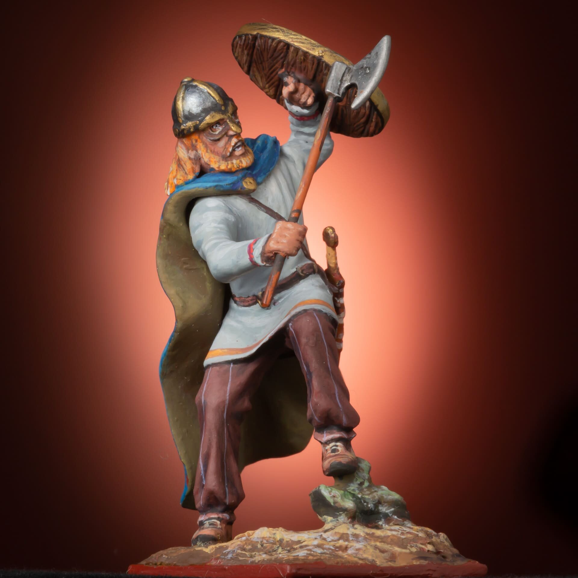 Оловянная миниатюра Викинг с топором, стоящий на камне. Студия "русский раритет"