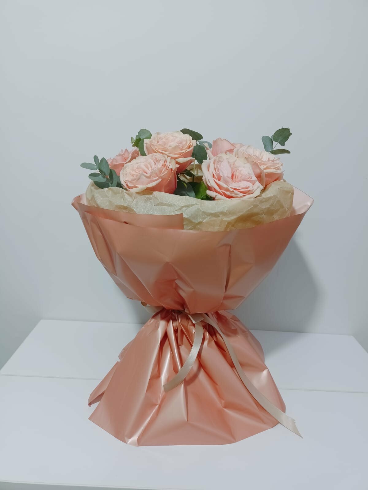 Пионовидная роза Кахала в букете - элегантность формы, мягкость оттенков и стиль