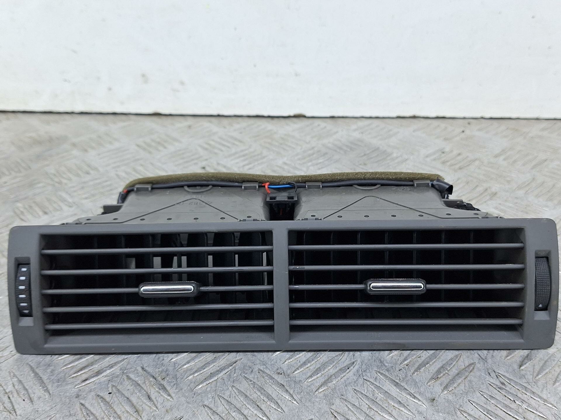 Дефлектор обдува салона центральный Audi A4 B7 2006 8E0820951H