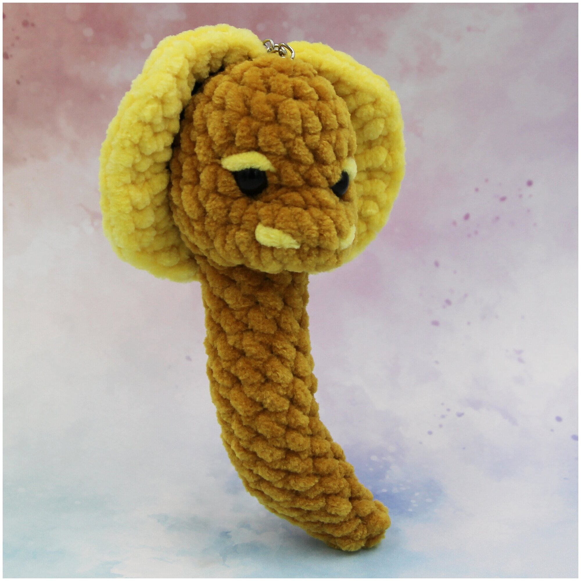 Вязаная игрушка-брелок Кобра