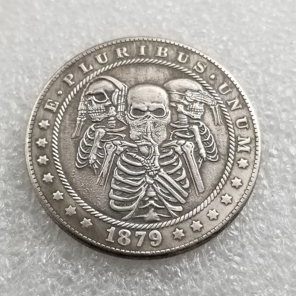 Серебряный доллар США 1879 г. Череп и орел