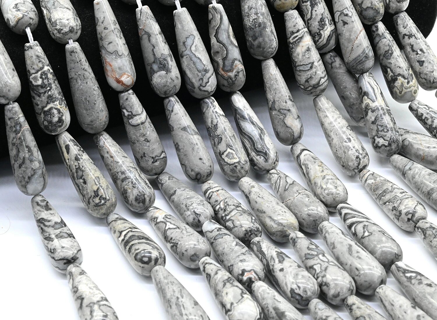 Бусины из яшмы серой капля 10*30мм, 40см, 13 бусин .