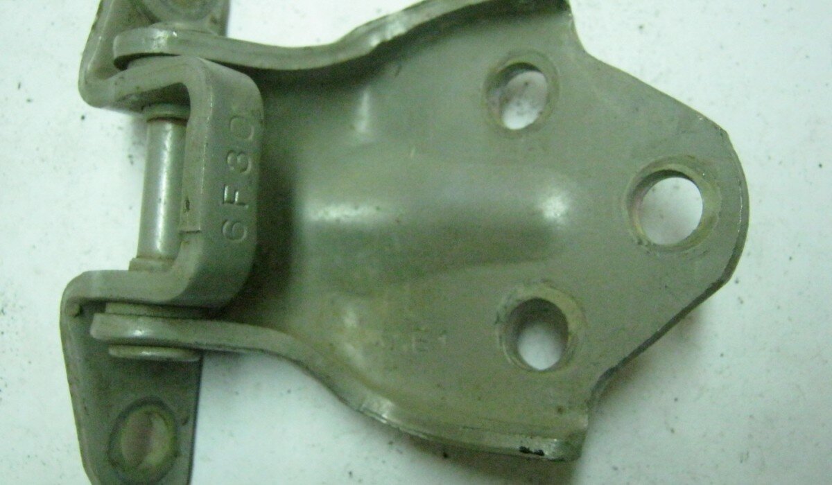 Петля двери передней правой верхняя L200 (K6,K7) Mitsubishi