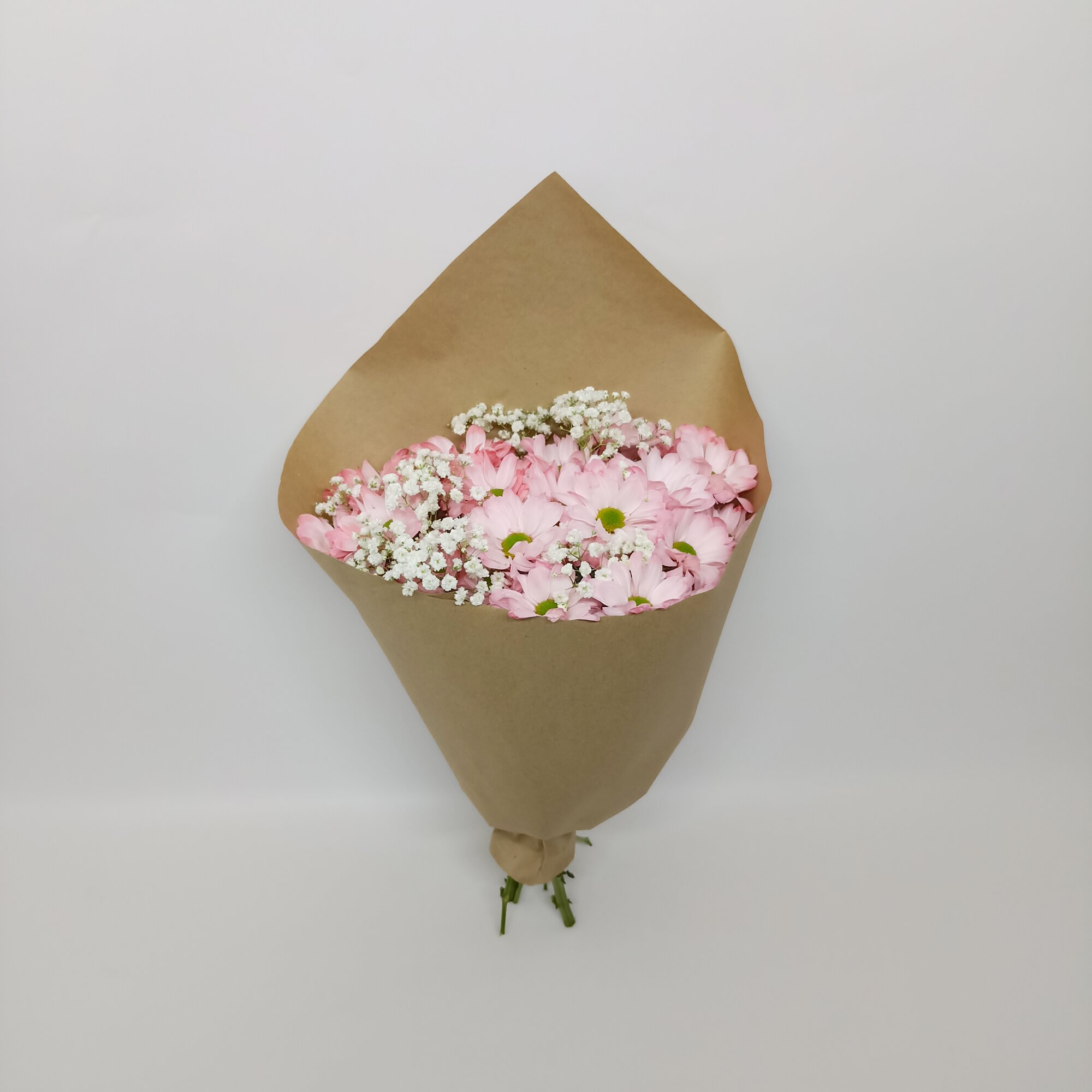 Букет ромашковых хризантем в крафте Персик