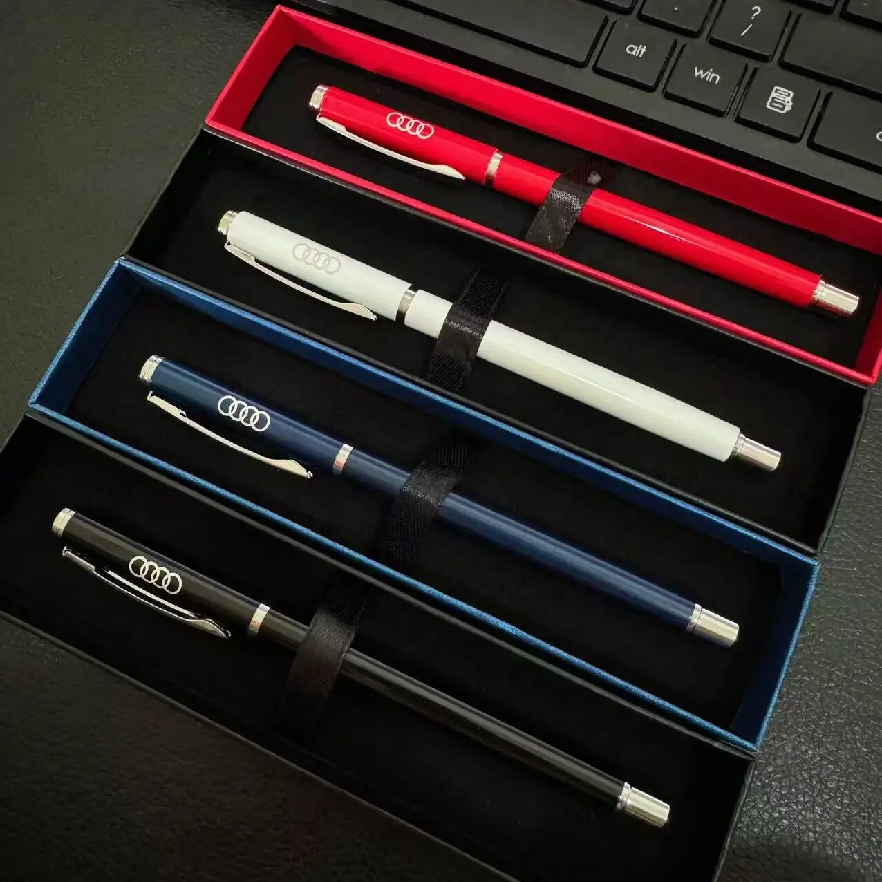 2025 Лидер продаж, 1 шт, мужской женский подарок, эмблема с логотипом автомобиля, портативная шариковая ручка, автомобильные аксессуары для Audi SLine RS A3 A6 C7 A4 B8 8P 8V B6 A5 Q5