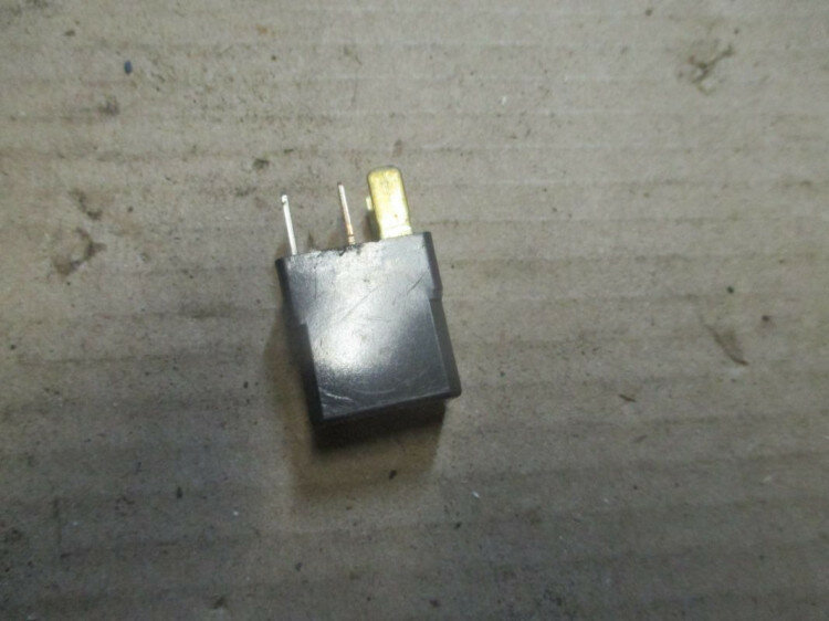 Реле ACM33201 6111-1516-4 блока предохранителей Ниссан Мурано Z50 с 2002 по 2008 год - Черное