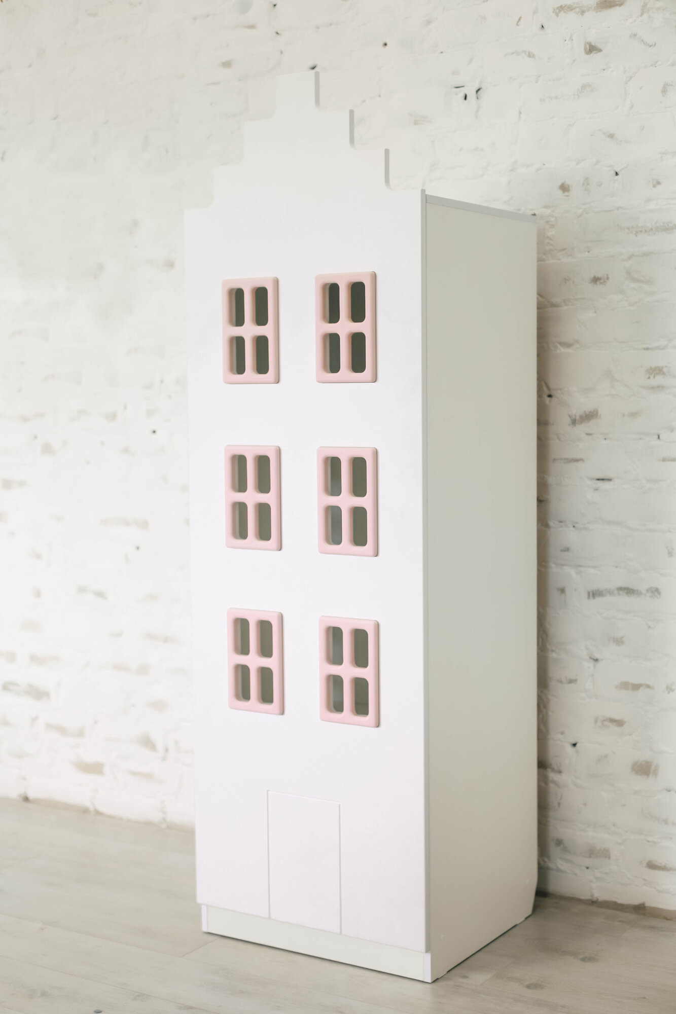 Шкаф "Голландский" В1 верх ступенчатый, с размером 183х58х52 см, корпус лдсп, дверцы и окна из мдф с цветной пленкой