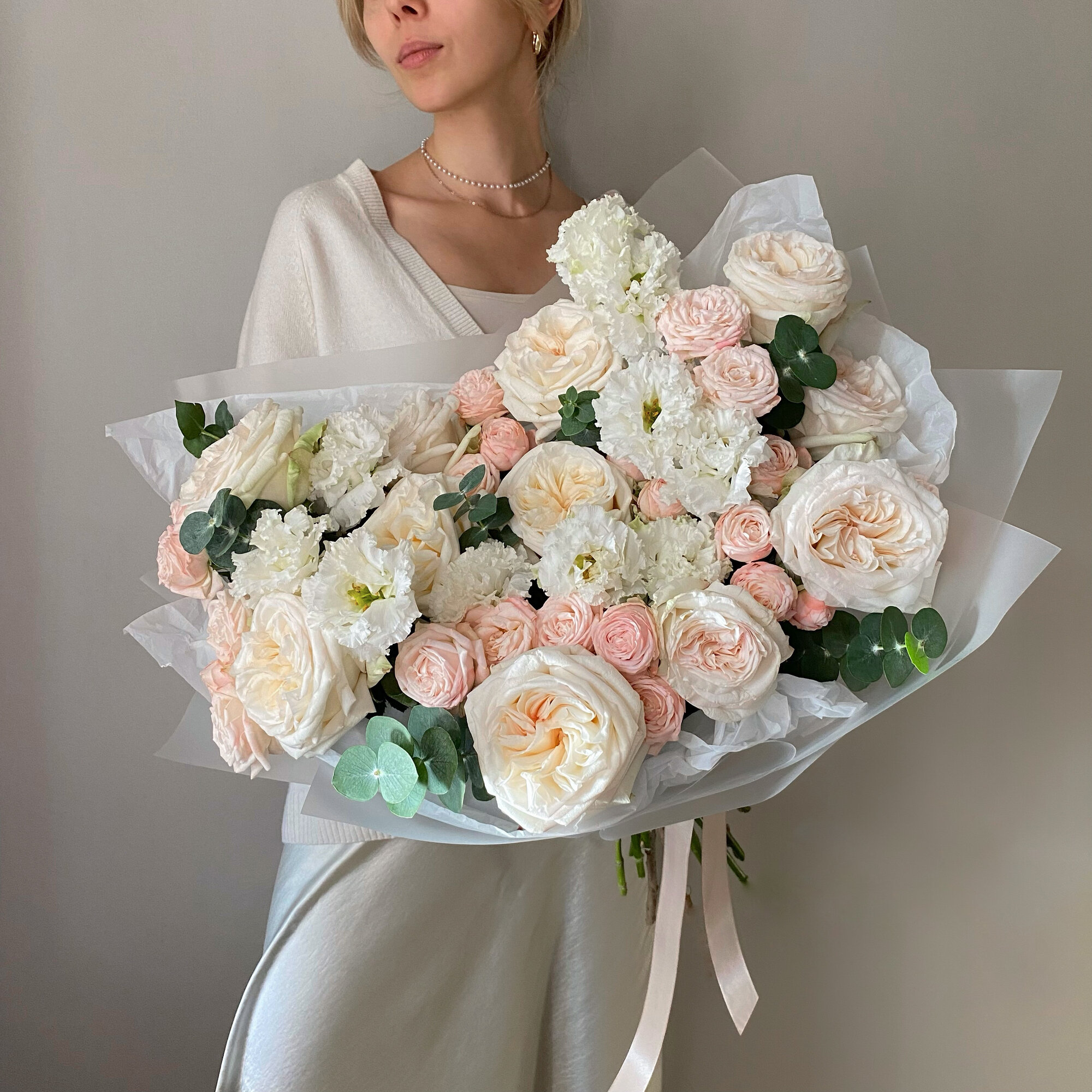 Пышный букет с пионовидными розами и эустомой в авторской упаковке, в коробке и аквабоксе, размер L. Veresk260
