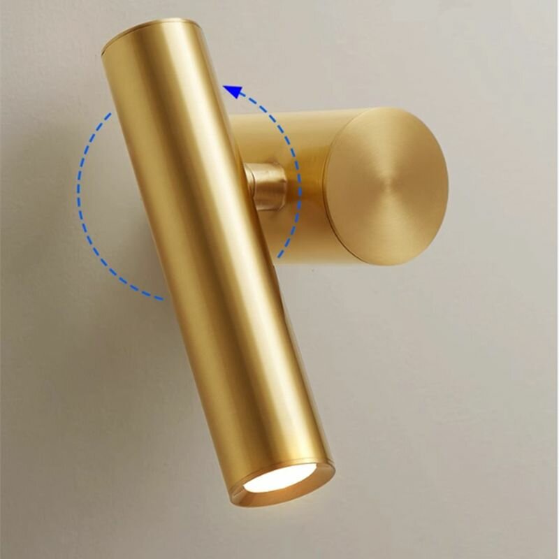 Медная прикроватная настенная лампа в спальне