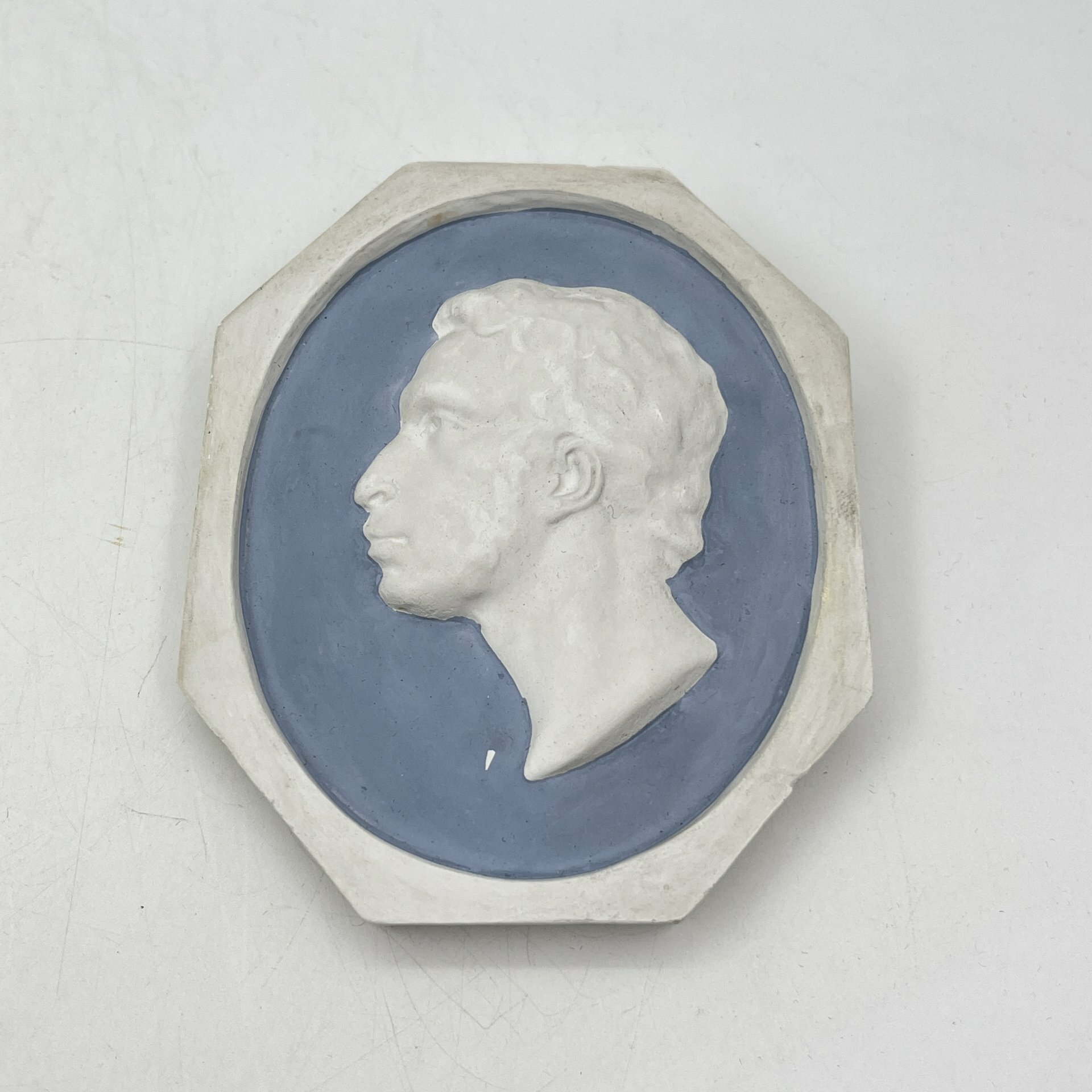 Панно настенное (барельеф) "Александр Сергеевич Пушкин", скульптор Ю. Крайр, гипс