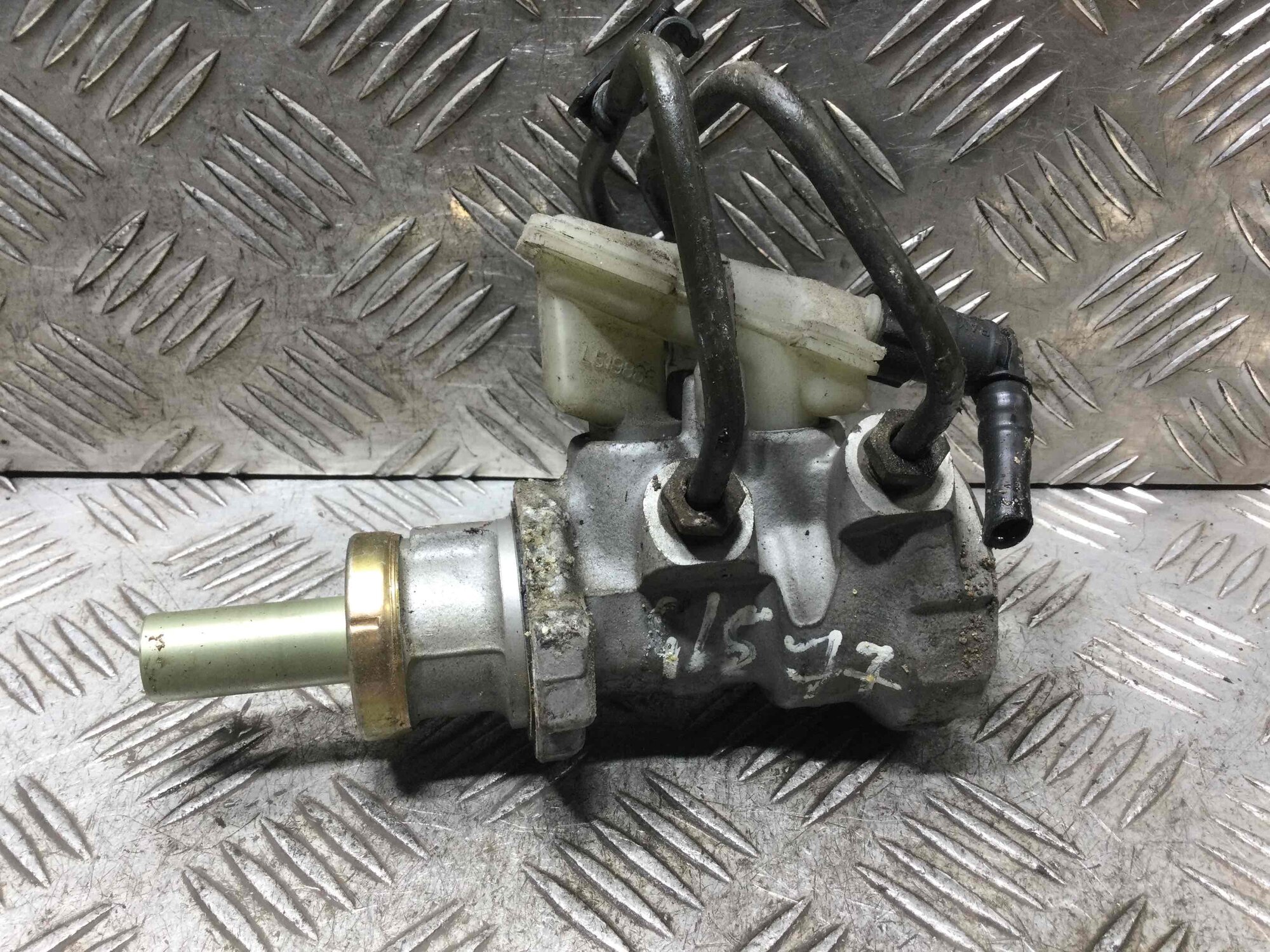 Б/У Цилиндр тормозной главный Ford Focus 1 поколение [рестайлинг] (2001-2005) 2001 г.