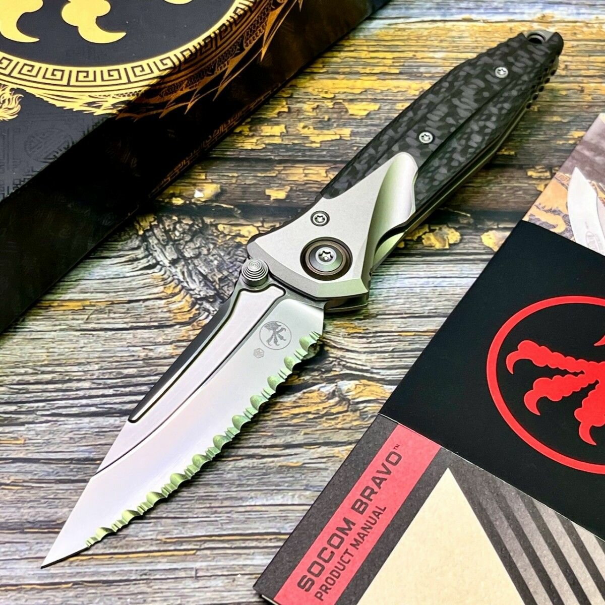 Нож складной MicroTech MCT260M9CFTI Socom Bravo Mini, M390 Bead Blasted Serrated Blade, Titanium Bolster, Carbon Fiber Handle