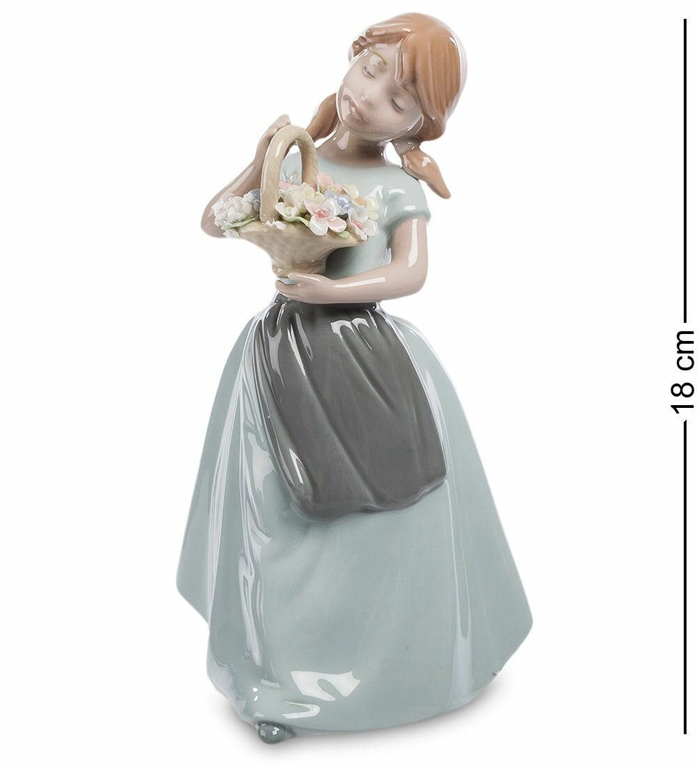 Фигурка из фарфора 'Девочка с корзинкой'