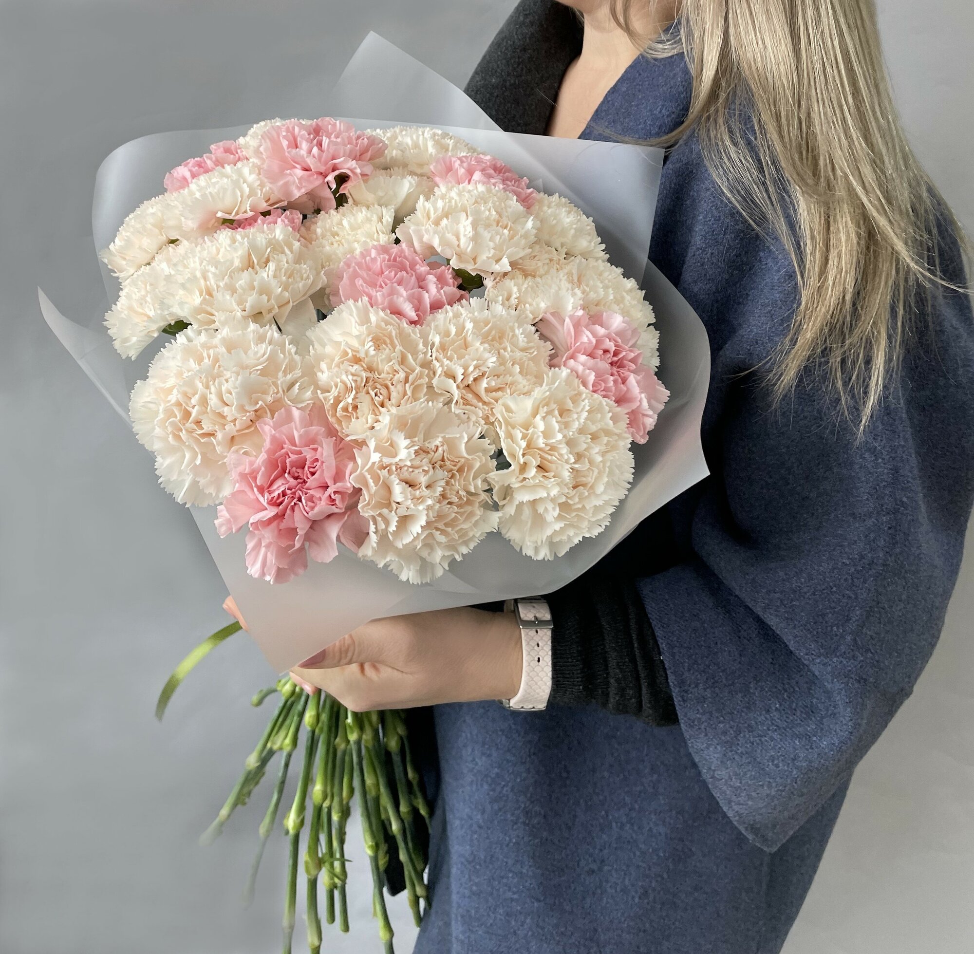 Букет живых цветов из 25 кремовых, розовых гвоздик Букет 99 Floret M