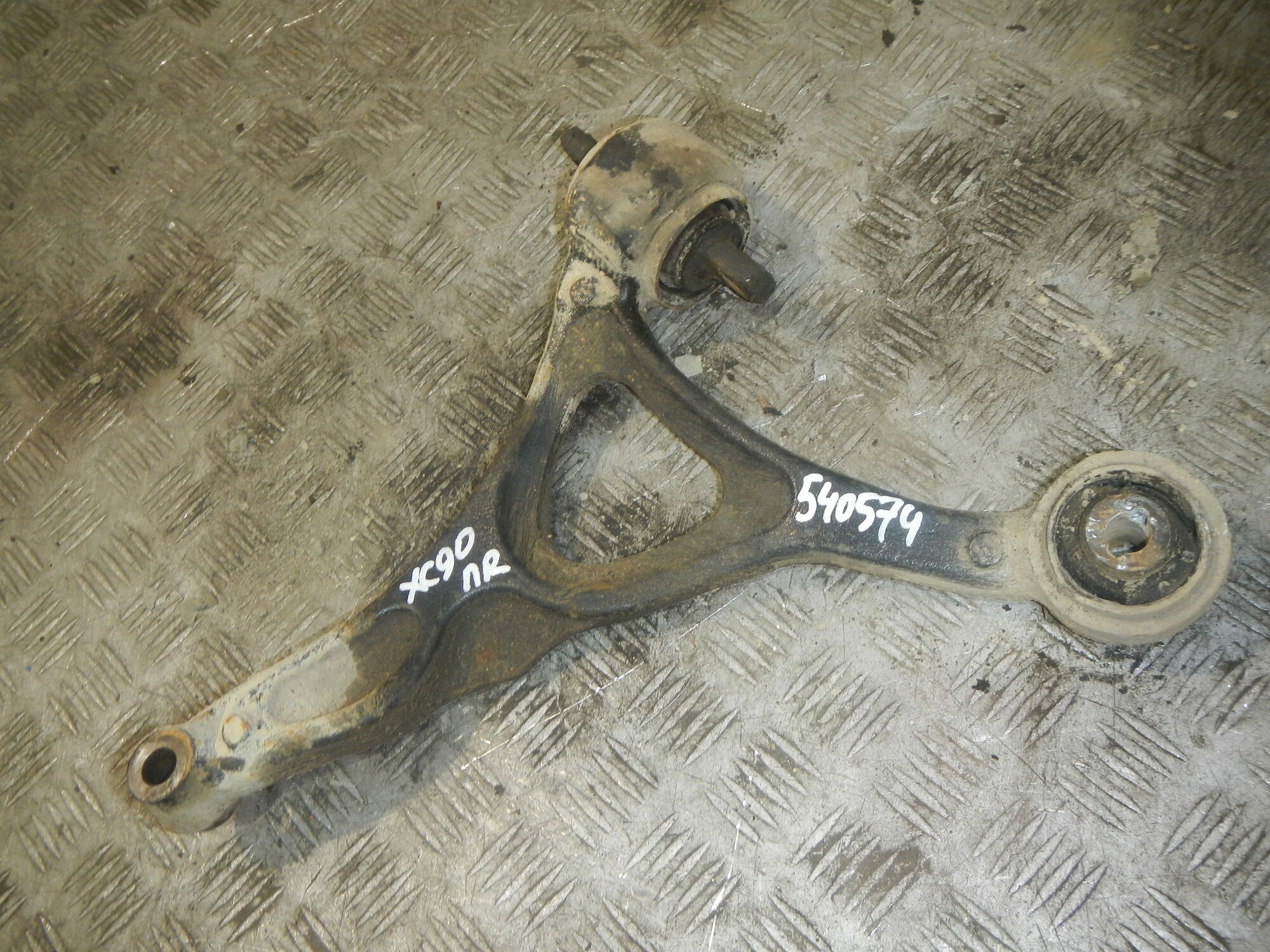 Б/У Рычаг передний правый, Volvo (Вольво)-XC90 (02-) VOLVO XC90 (02-) Сайлентблок под замену. 540574 VOLVO арт. 31304046