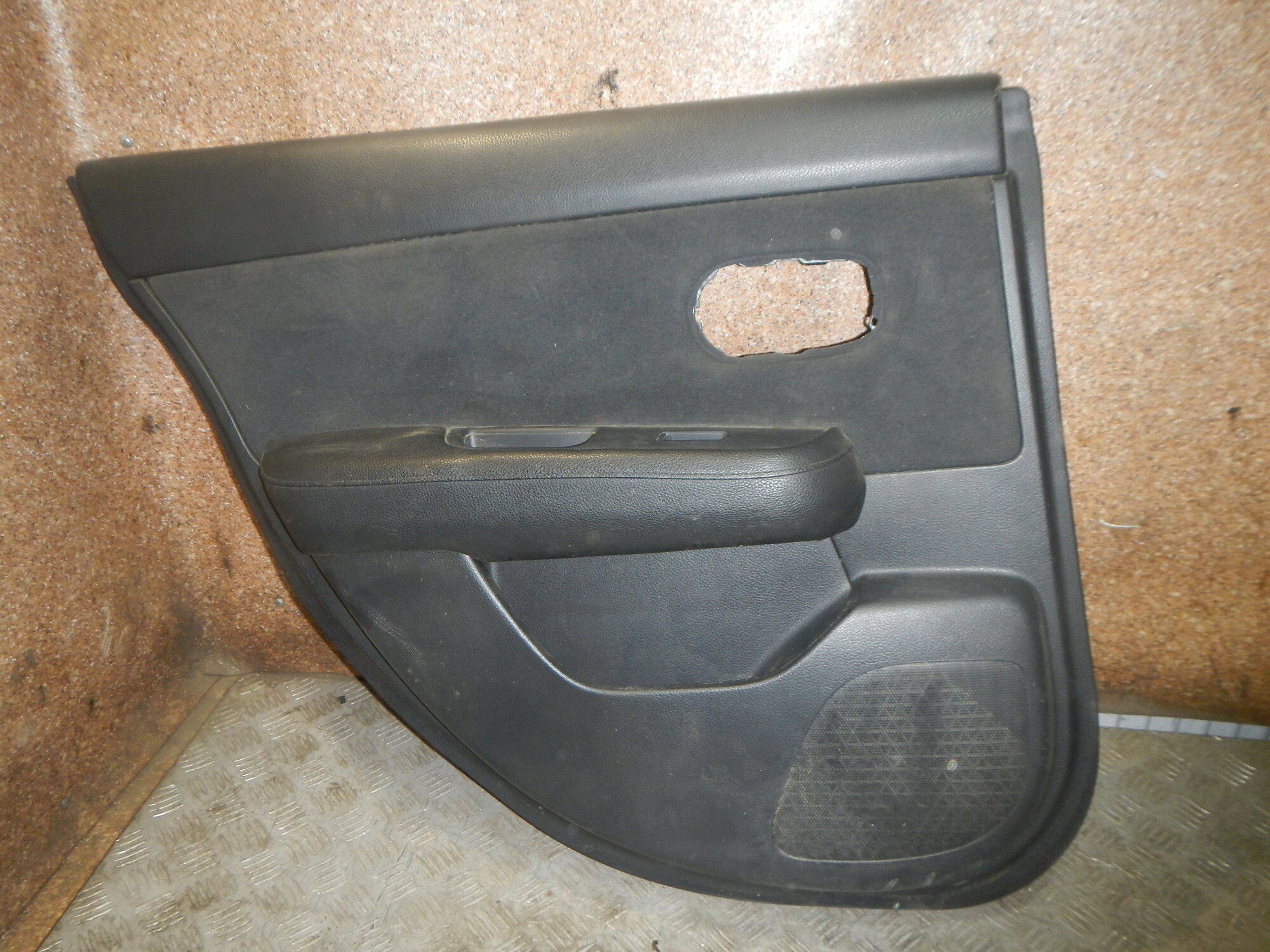 Б/У Обшивка двери задней левой, Nissan (Ниссан)-TIIDA (C11) (07-) NISSAN TIIDA (C11) (07-) хетч Грязная, потертости. 5154...