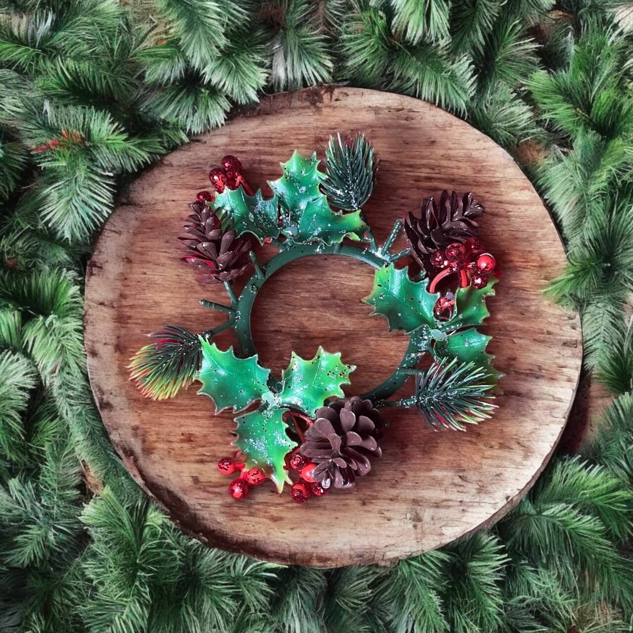Венок новогодний с шишками и ягодами
