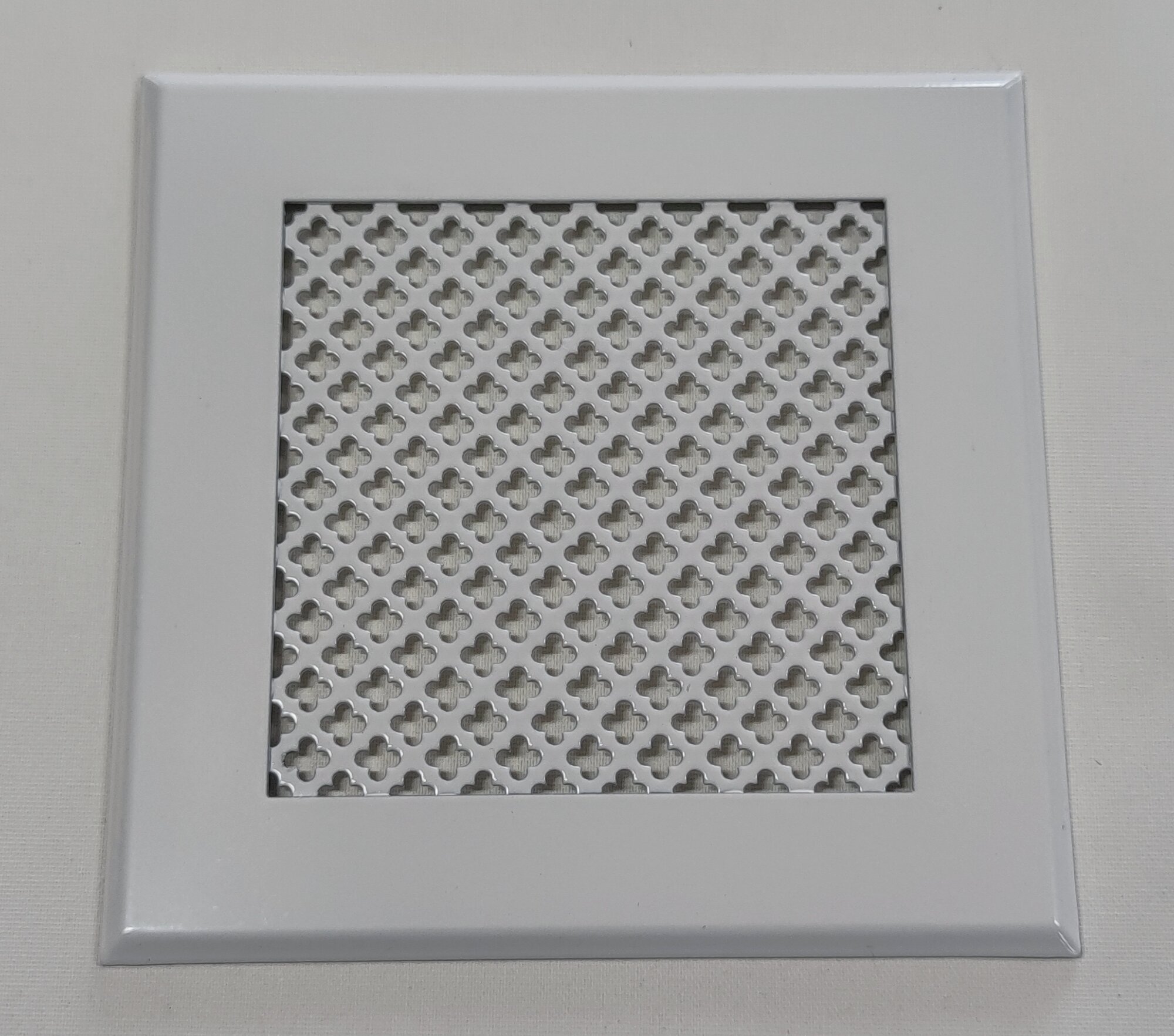 Решетка Плоская с подгибом Штамп 150х150мм, на магнитах, перфорация Цветок 7мм, Белый