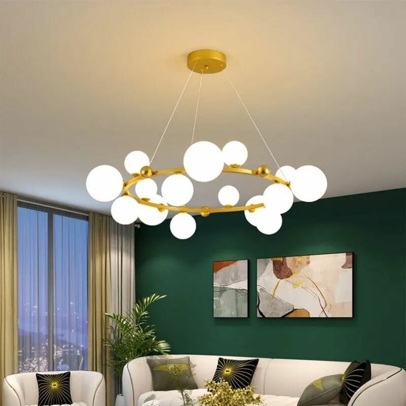 Современная, минималистичная и стильная люстра в виде шара с пузырьками золотого цвета с теплым светом